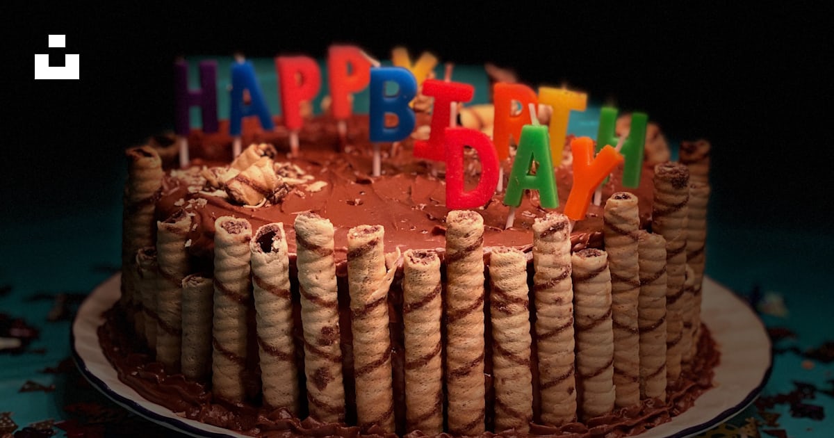 Foto zum Thema Happy Birthday Torte mit Happy Birthday Kerzen ... Foto zum Thema Happy Birthday Torte mit Happy Birthday Kerzen ...