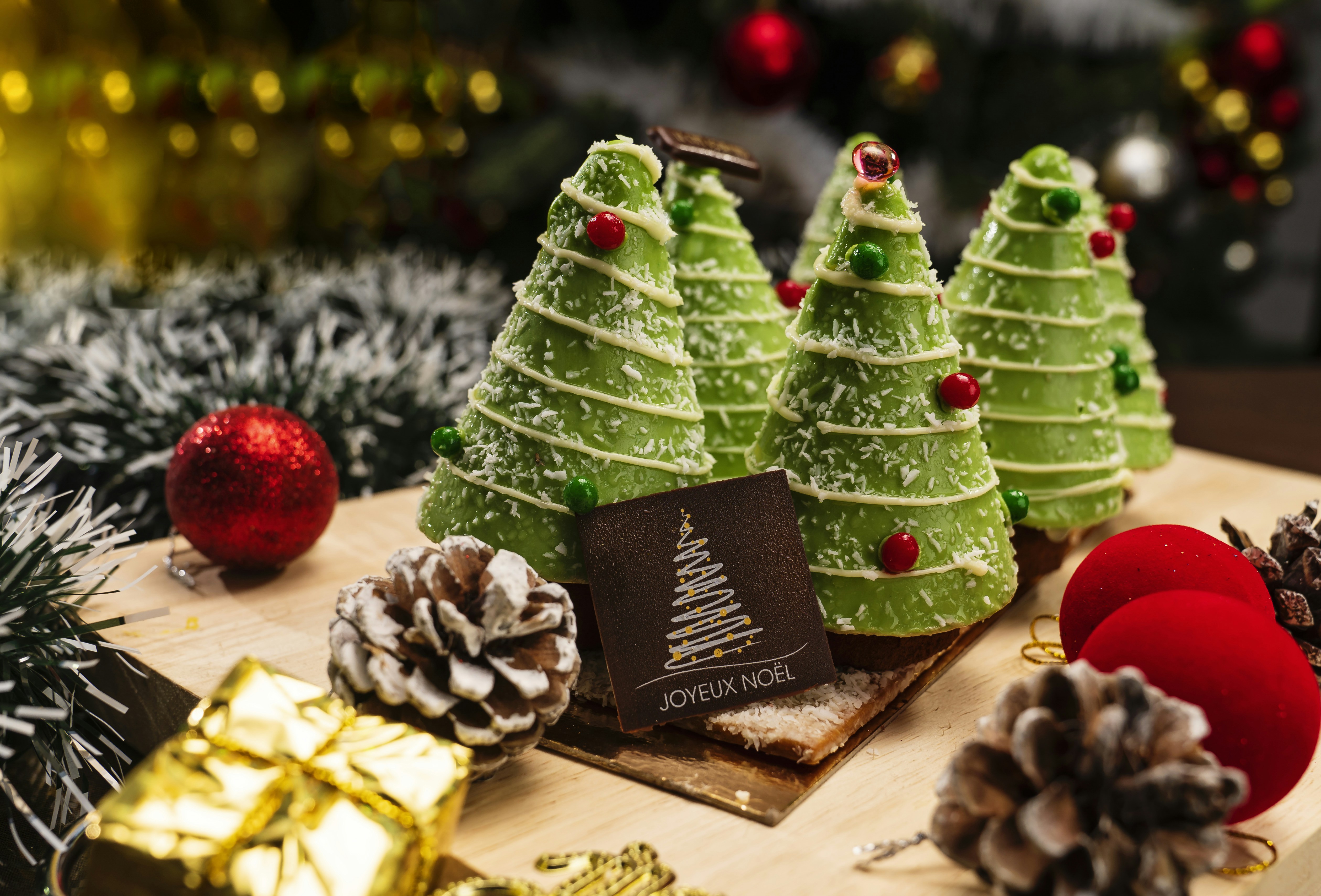 Festive Green Cones: A Trio of Christmas Trees with Chocolat Tops