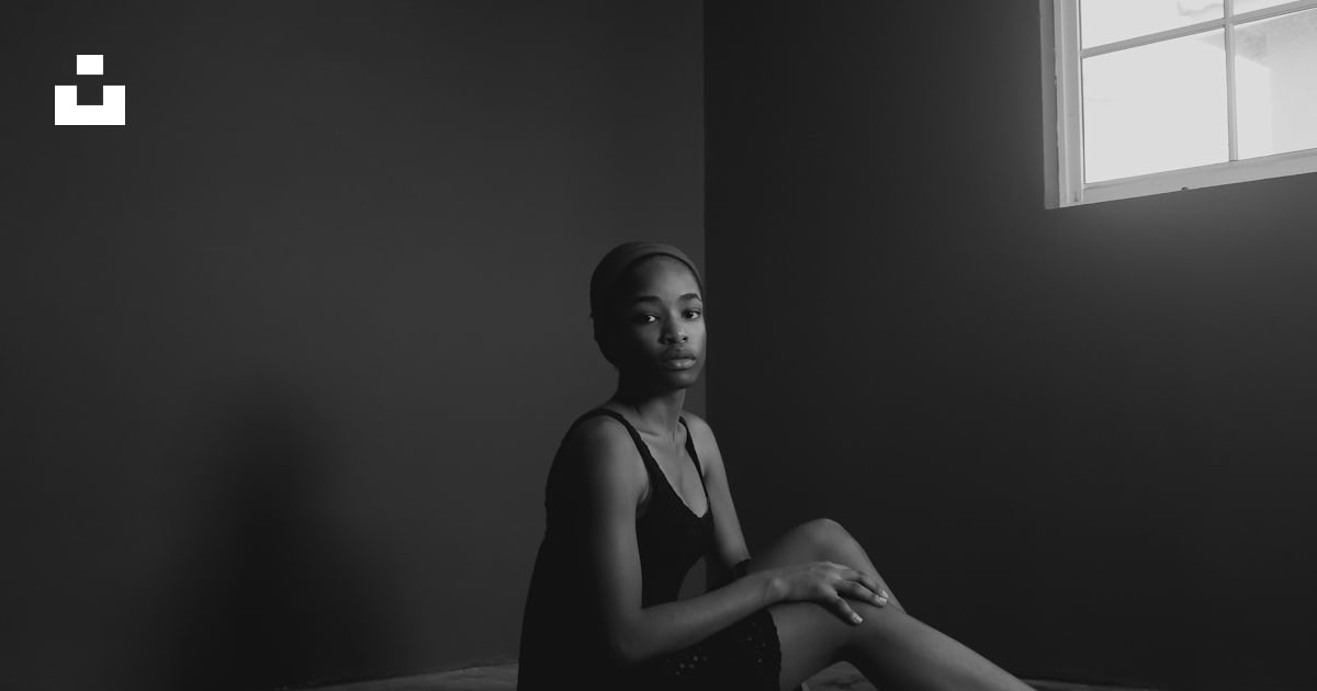 Mujer En Camiseta Sin Mangas Negra Sentada En El Suelo Foto Imagen De
