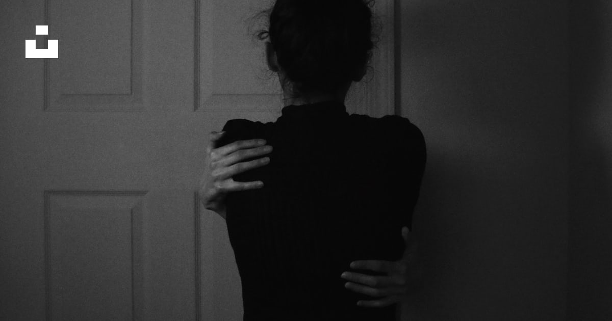 하얀 나무 문 근처에 서 있는 검은 드레스를 입은 여자 사진 Unsplash의 무료 미국 이미지