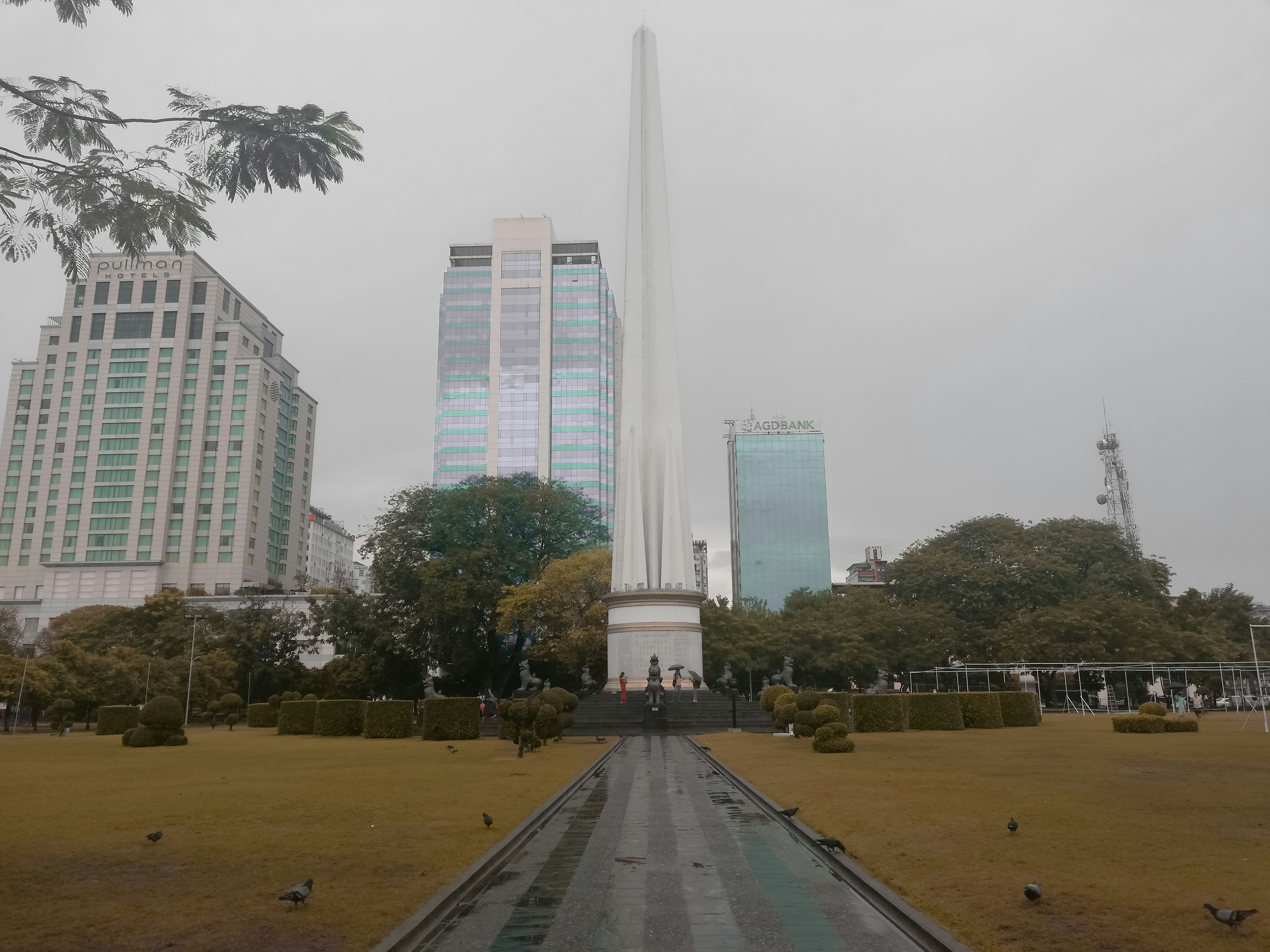 White high rise building near green grass field during daytime photo ...