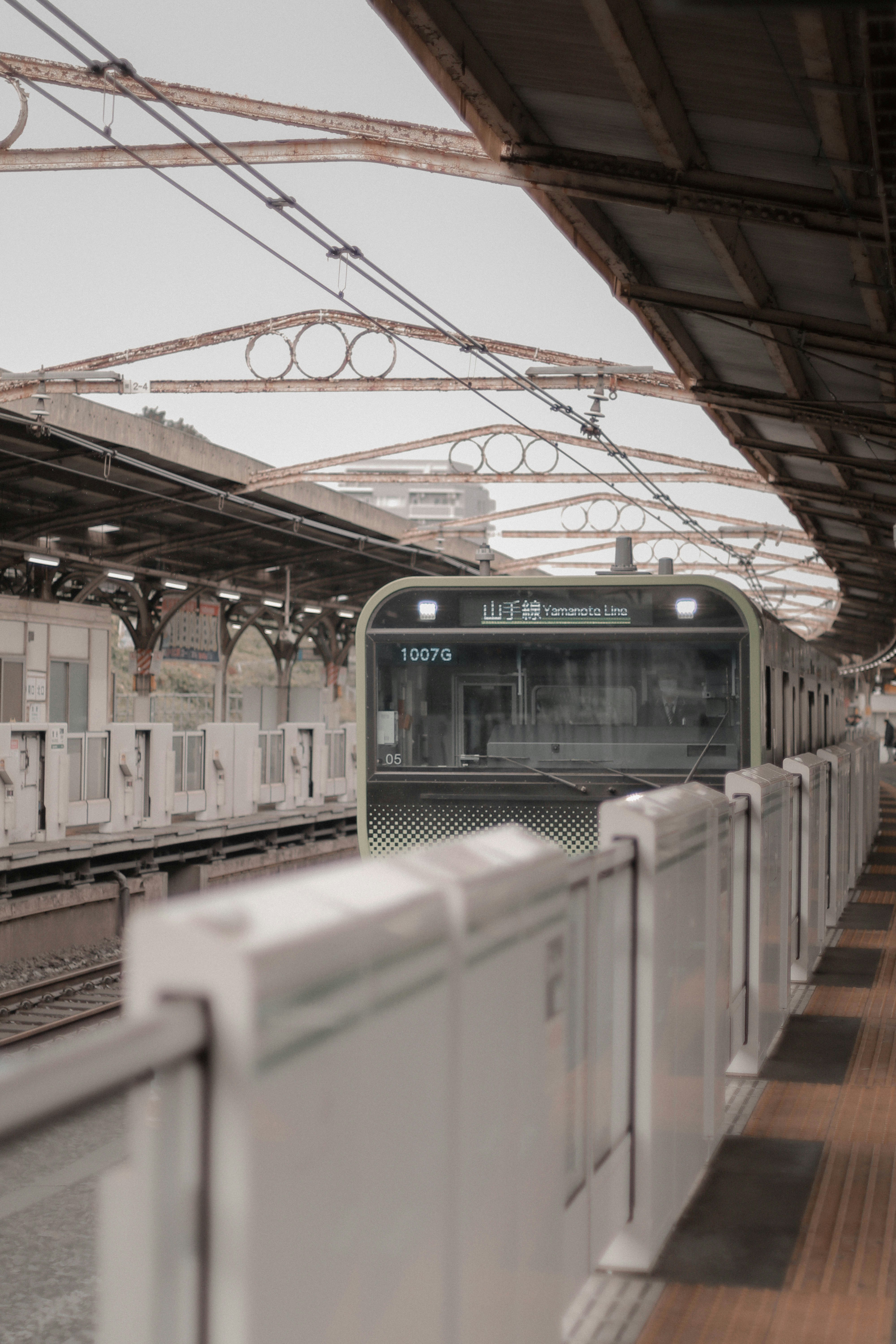 Foto Kereta putih dan hitam di stasiun kereta api – Gambar Abu-abu ...