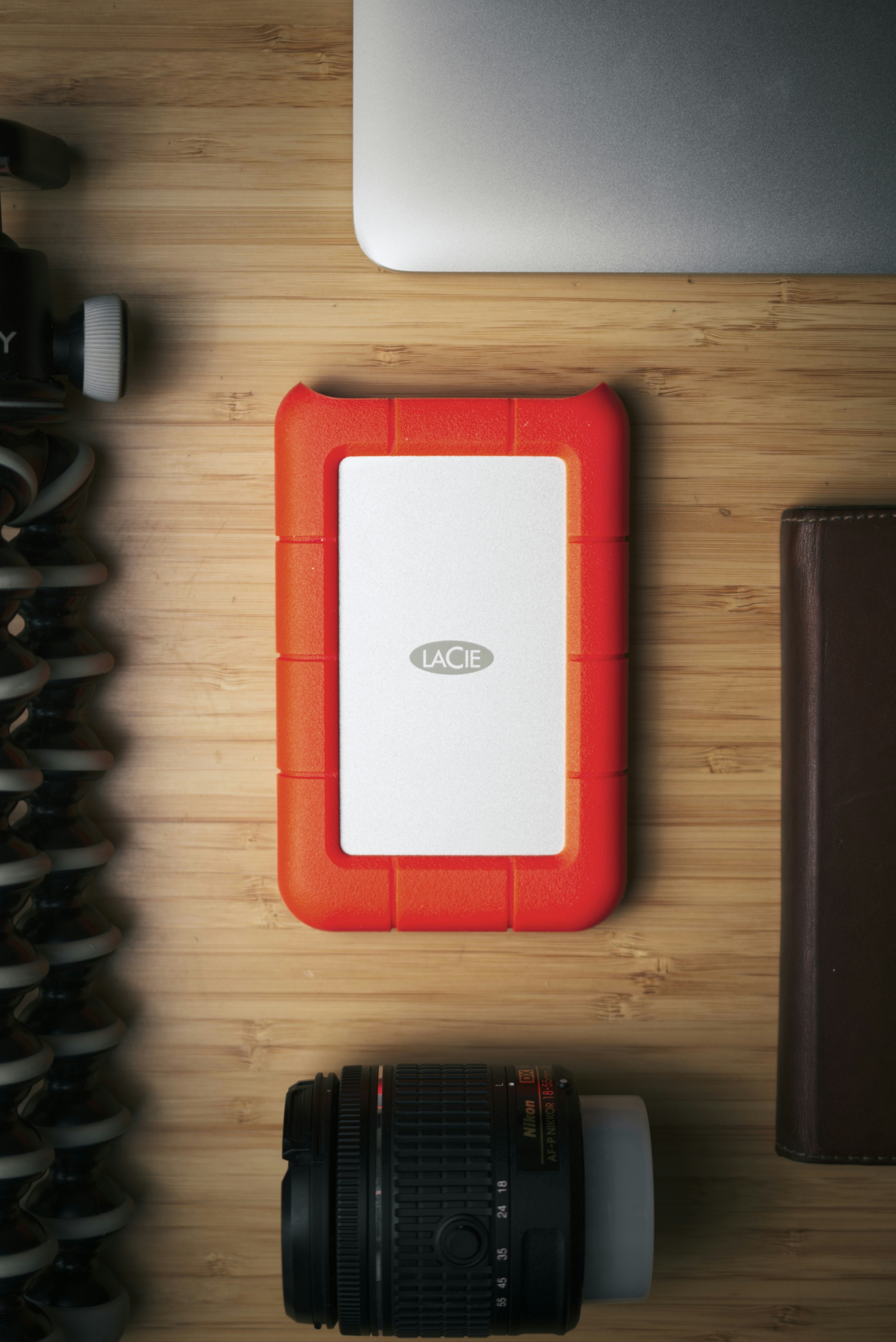 Foto Computadora portátil dell roja y blanca – Imagen Electrónica ...