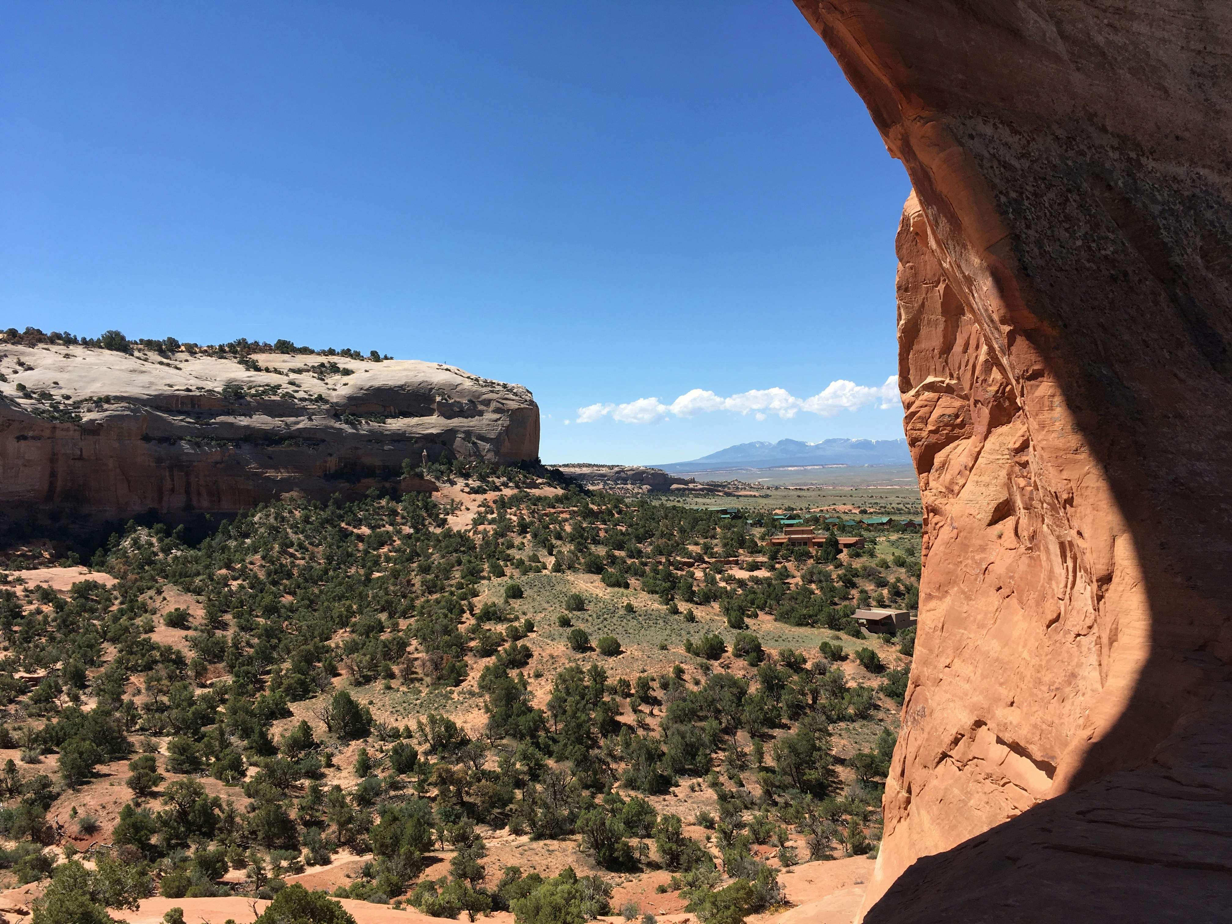 Red Cliffs Over a Quiet Desert Valley: A Canyon Balcony View