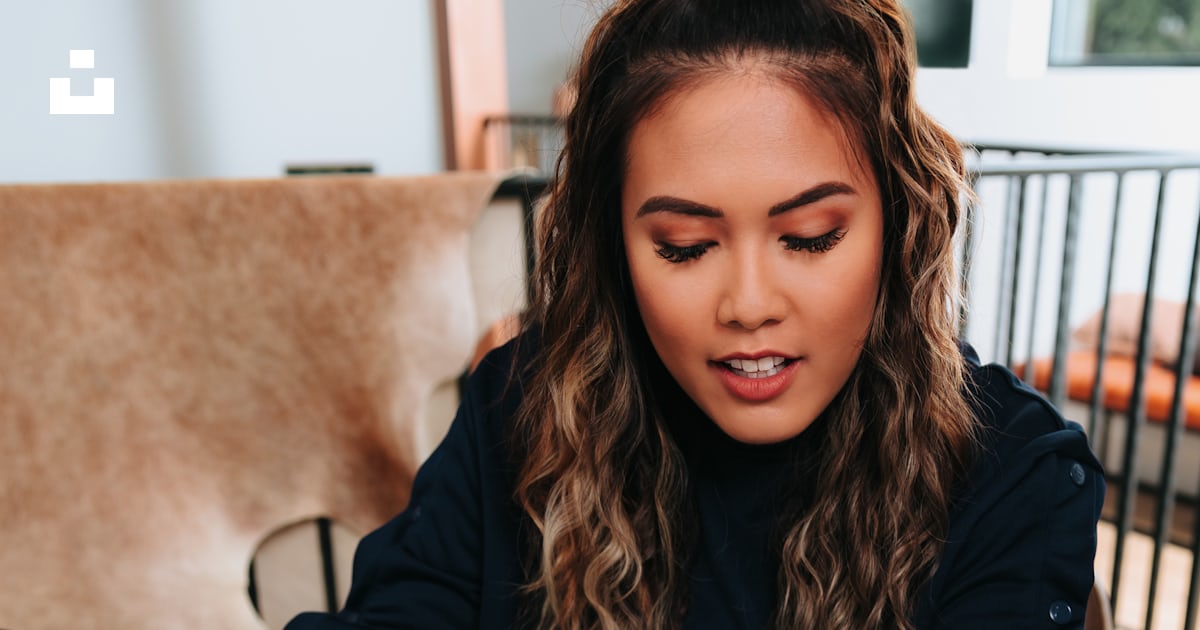 黒いセーターを着た女性とテーブルの上に黒いmicrosoft Surfaceノートパソコンの写真 Unsplashの事の無料画像