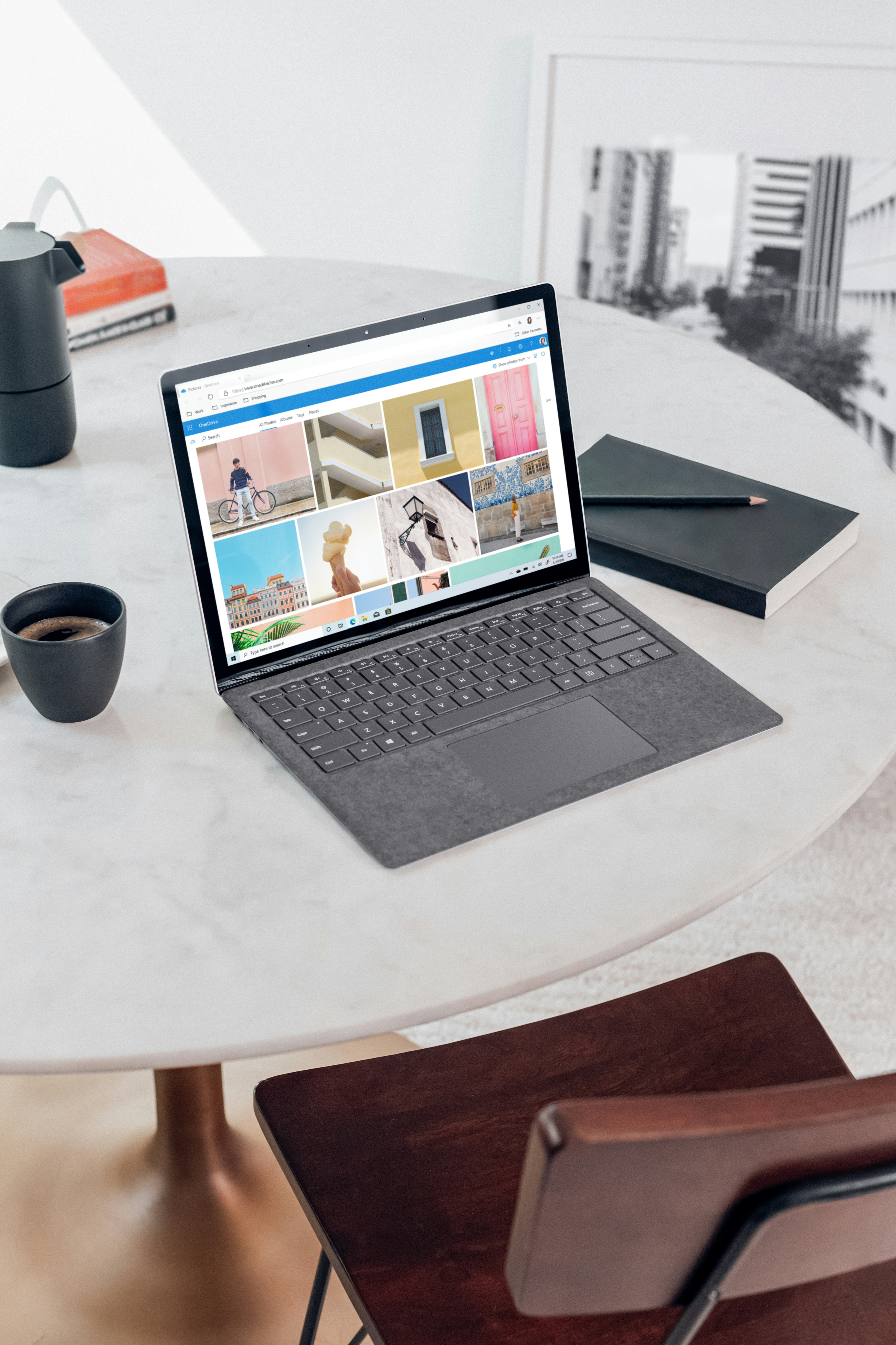 Microsoft Surface Laptop 3 en platine sur table ronde blanche photo ...