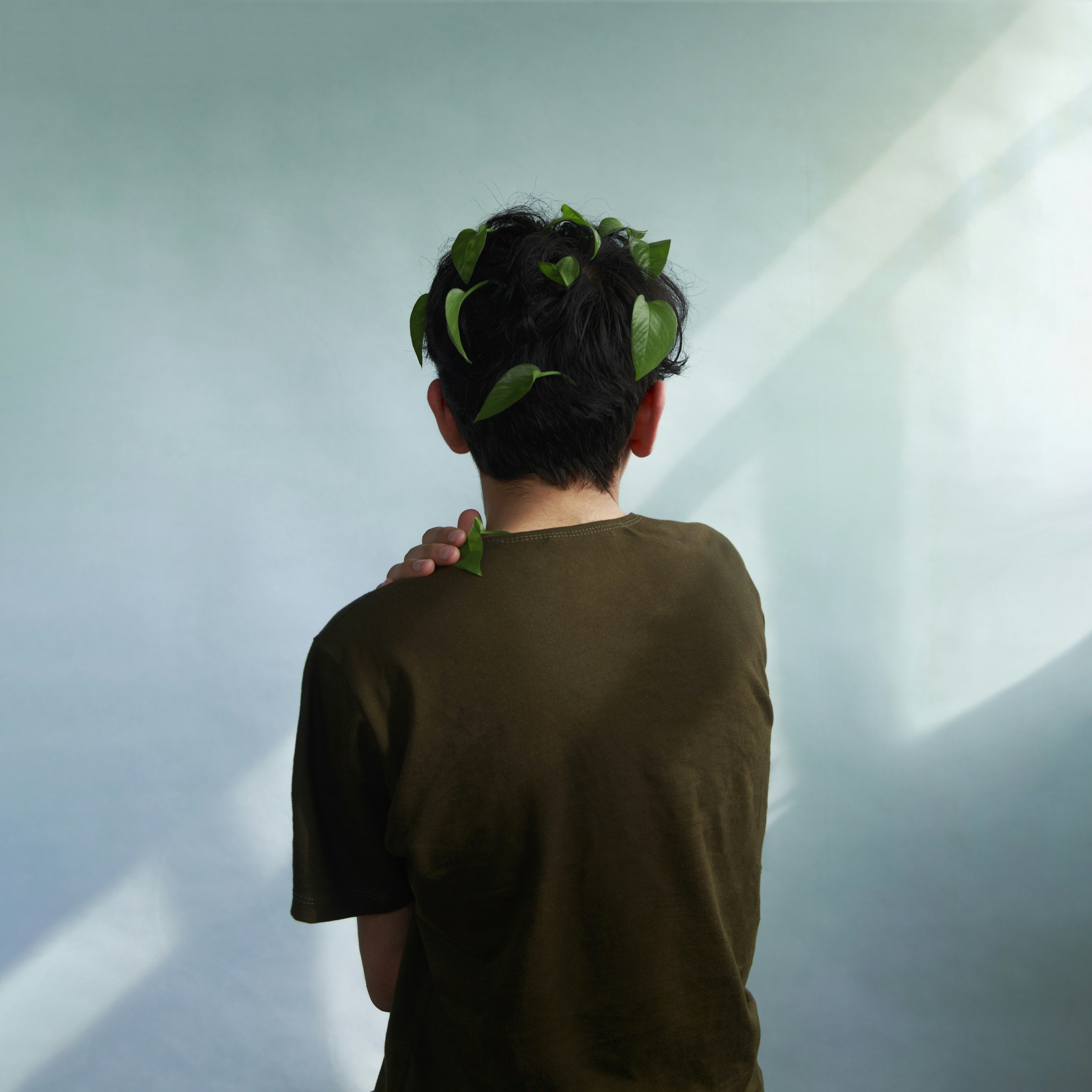 Leaves in the Nape: a Quiet Portrait at the Back of the Frame
