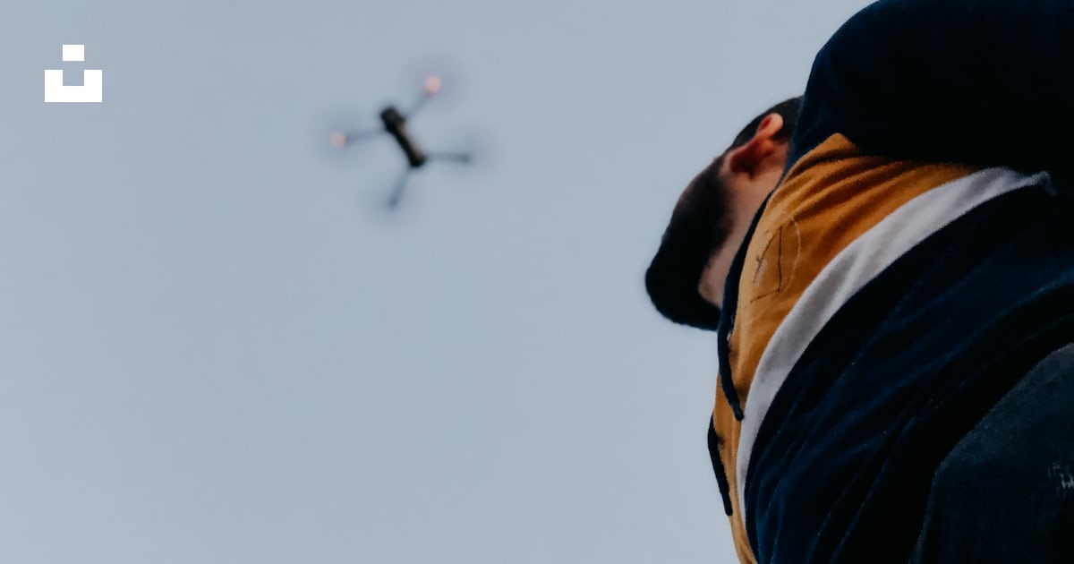 Foto Hombre Con Chaqueta Azul Y Naranja Imagen Marrón Gratis En Unsplash
