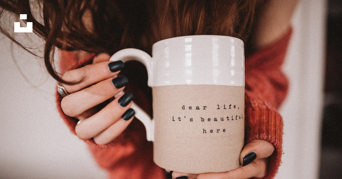 Femme Tenant Une Tasse En Céramique Blanche Photo Image Gratuite De