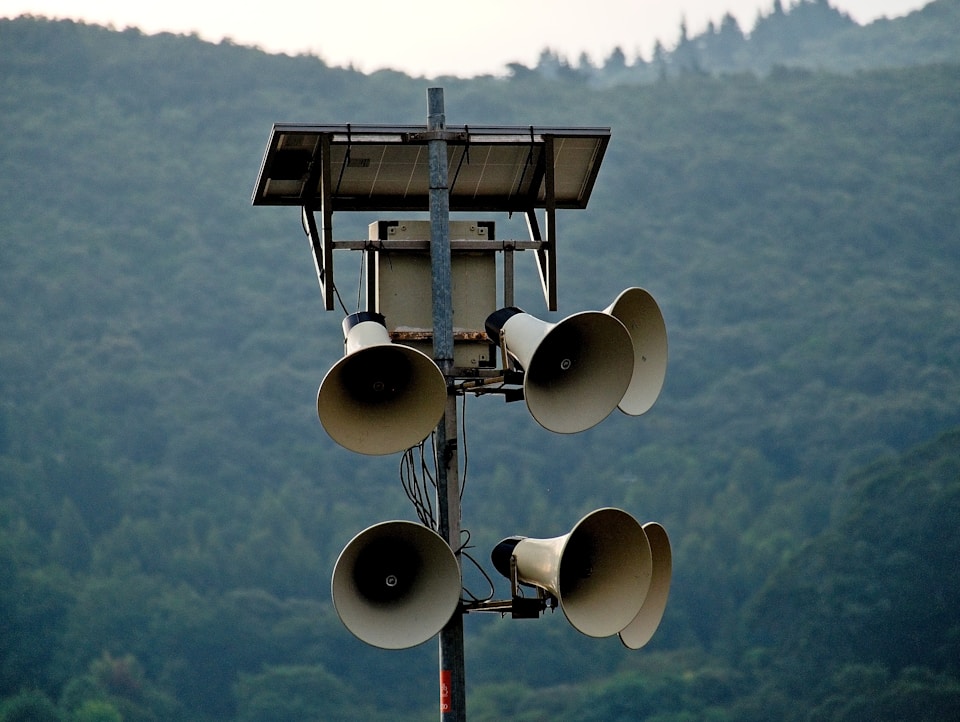 What are the permissible noise levels and rules on loudspeakers in Ind
