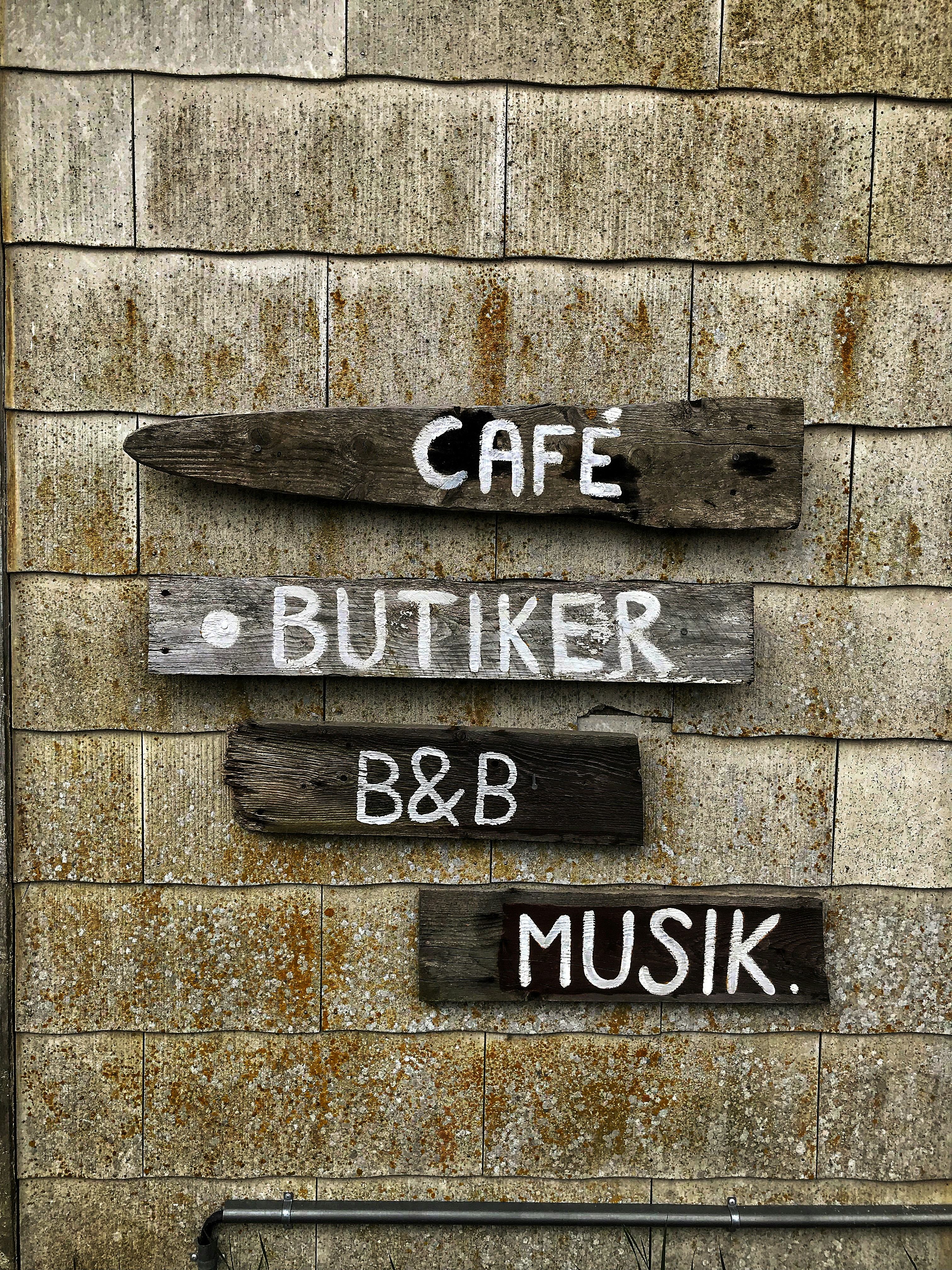 a sign on a brick wall that says cafe, butter, b & b,