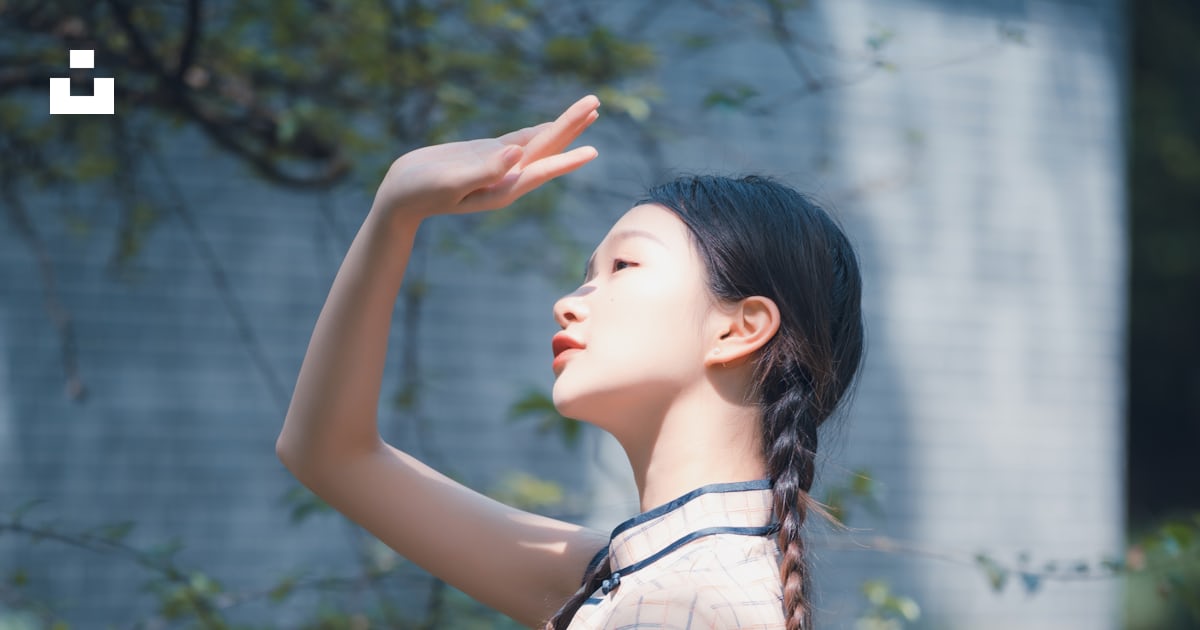 낮 동안 푸른 잔디밭에 서 있는 흰색과 검은색 물방울 무늬 탱크 탑을 입은 여자 사진 Unsplash의 무료 충칭 이미지