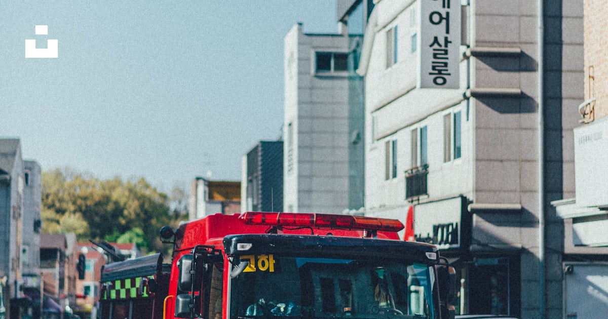 낮 동안 도로에서 빨간색과 흰색 버스 사진 Unsplash의 무료 영화 사진 이미지