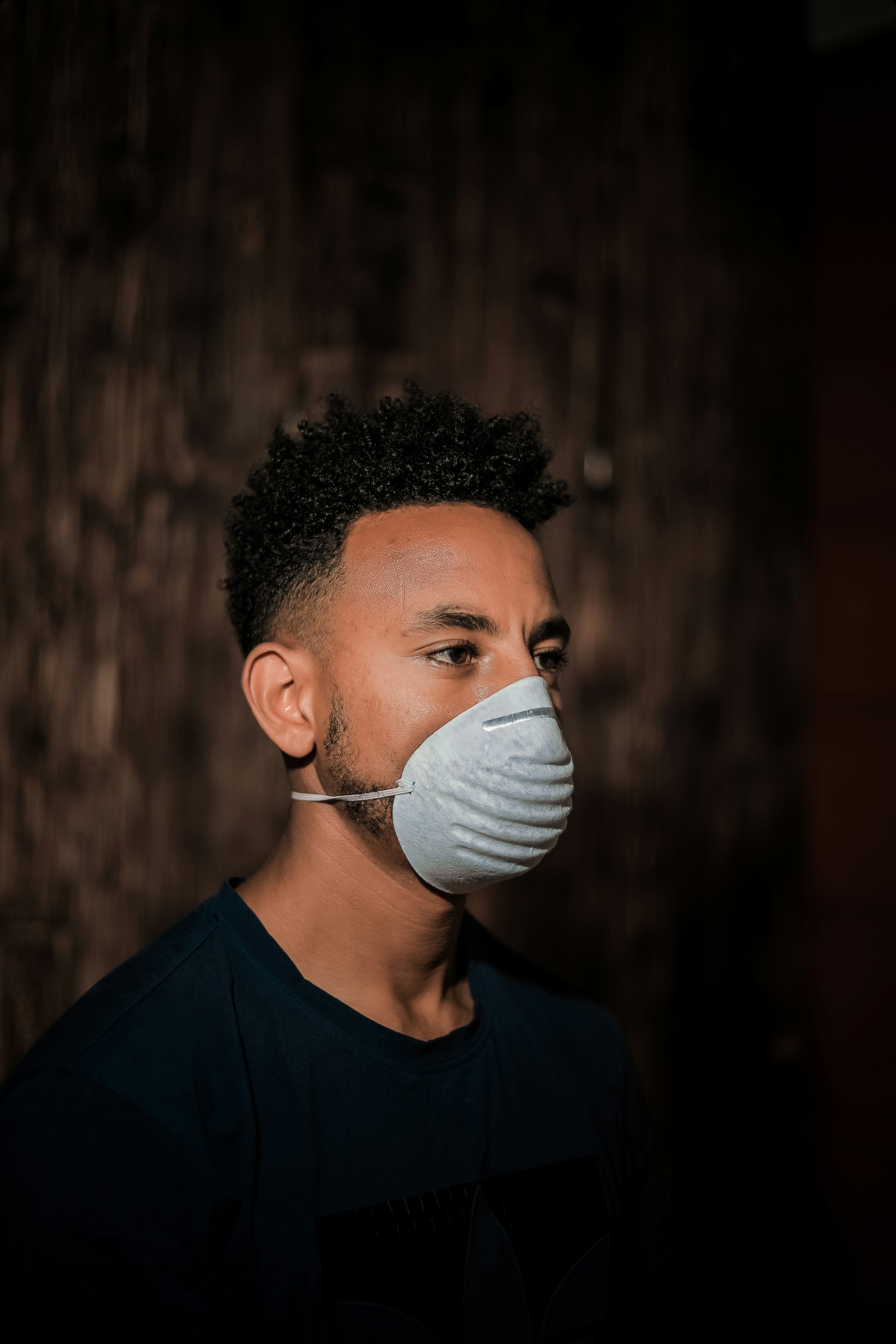 Man in black crew neck shirt wearing white face mask photo – Free Black ...