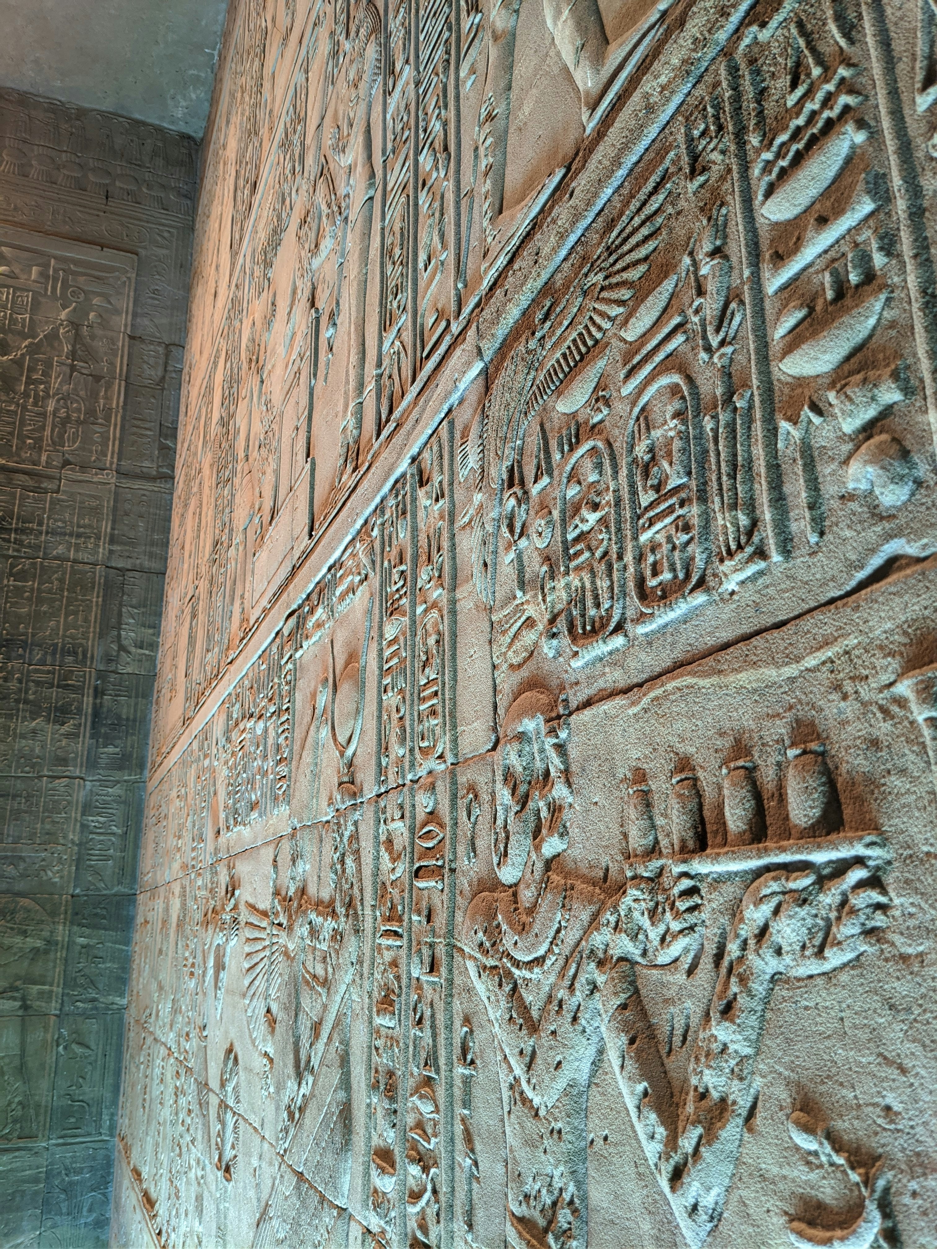 Mur en béton brun avec visage humain sculpté photo – Photo Egypte ...