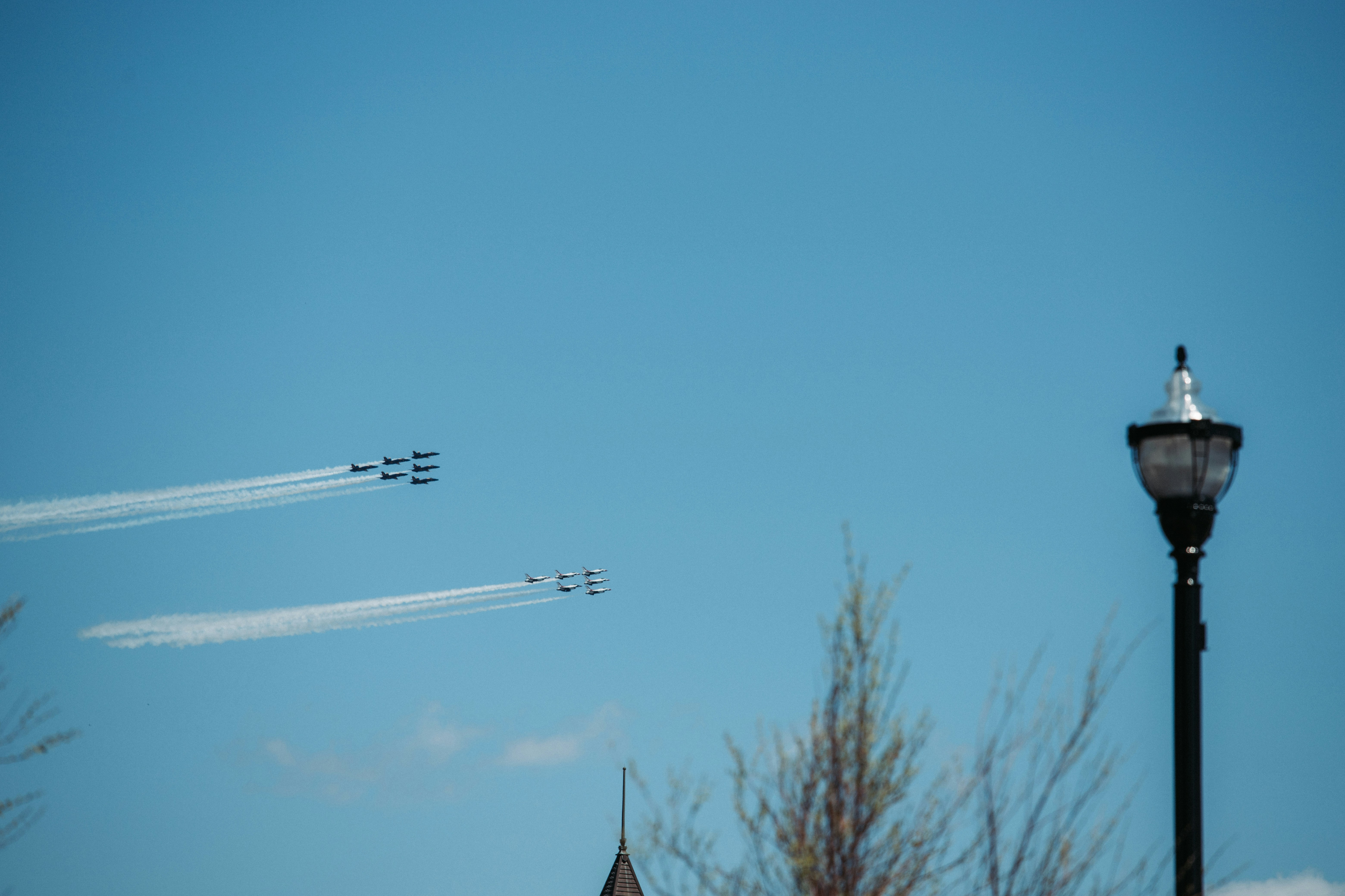 Twin Skyjets in Harmony: A Piercing Trace Across a Quiet Blue