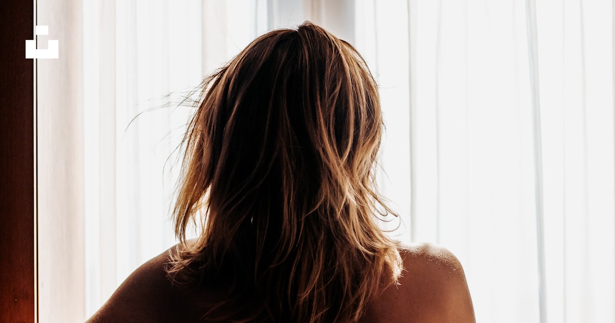 Femme Aux Seins Nus Debout Près De La Fenêtre Photo Image Gratuite De