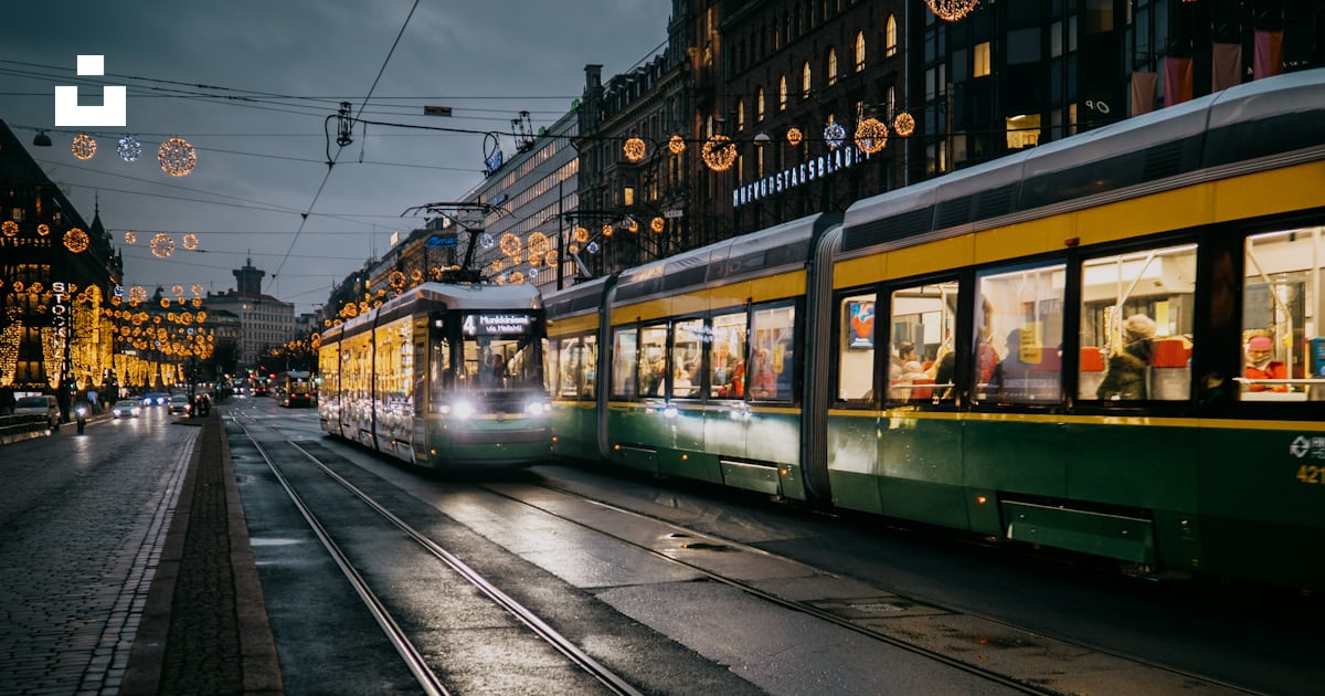 Tranvía verde y blanco en la calle durante la noche foto – Imagen de ... Tranvía verde y blanco en la calle durante la noche foto – Imagen de ...