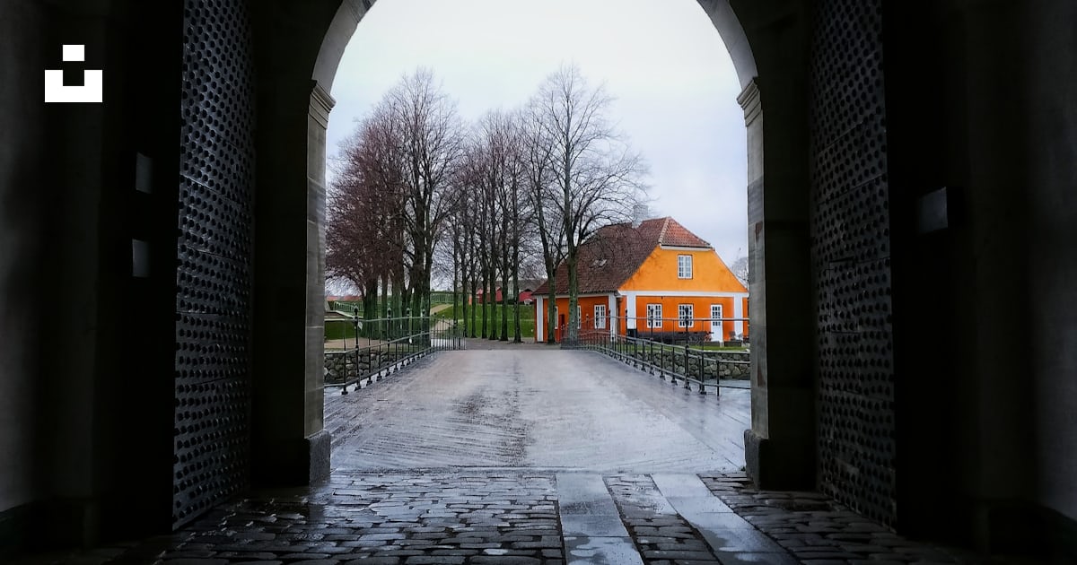 Foto zum Thema Blick auf ein Gebäude durch einen Torbogen – Kostenloses ... Foto zum Thema Blick auf ein Gebäude durch einen Torbogen – Kostenloses ...