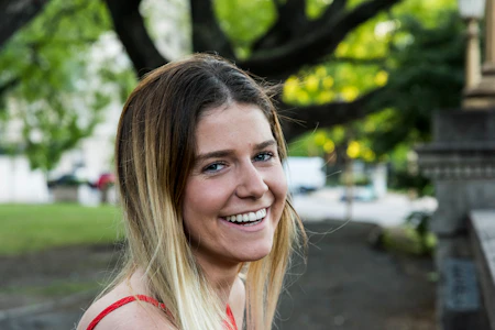 Parkside Portrait: a candid smile with creamy background