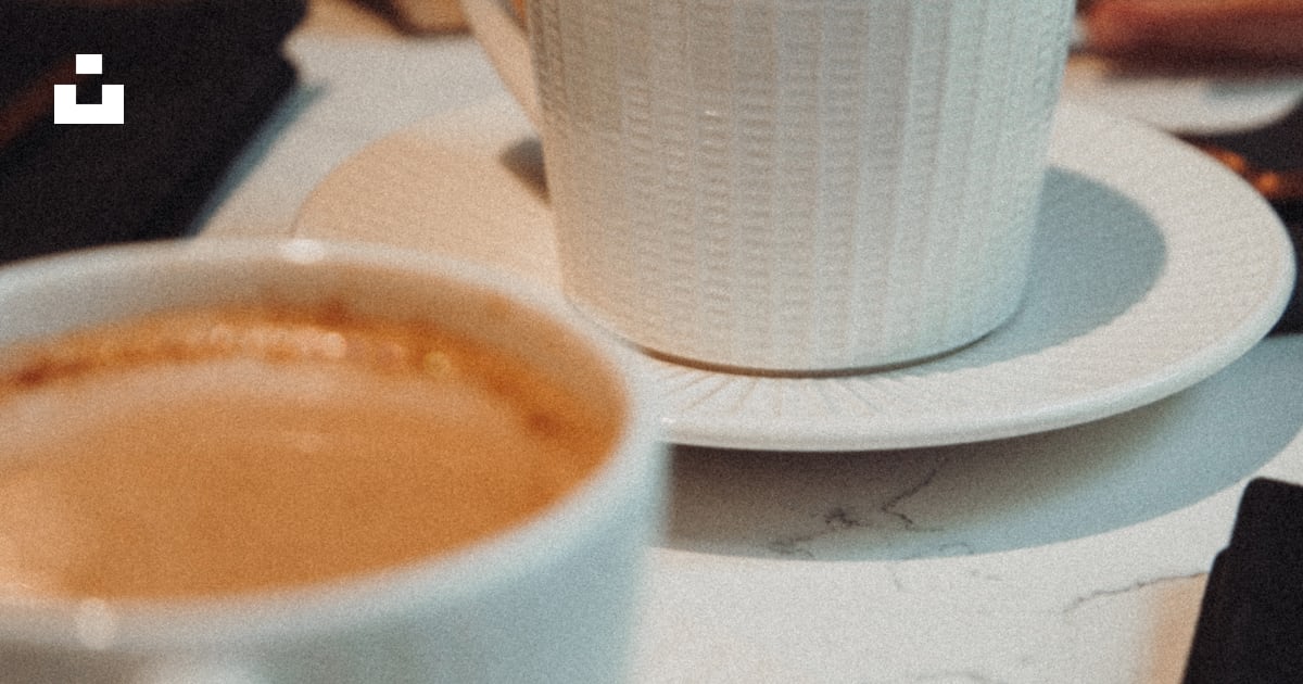 Tasse En Céramique Blanche Sur Soucoupe En Céramique Blanche Photo