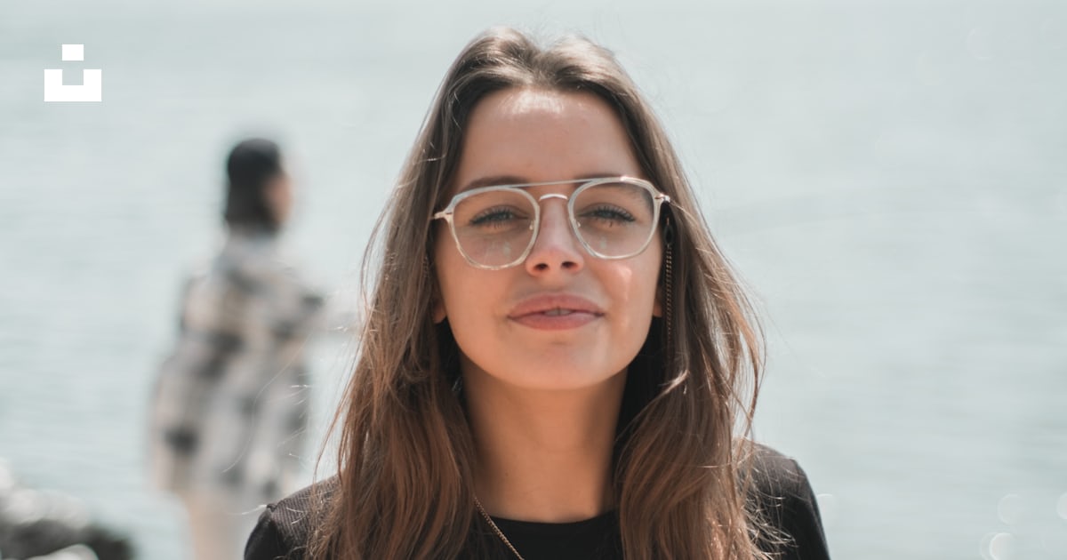 Mujer Con Camiseta Negra De Cuello Redondo Con Gafas De Montura Marrón