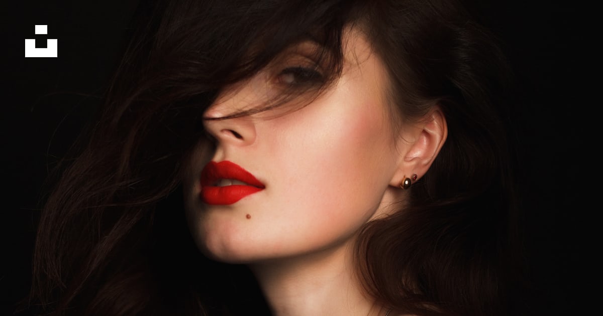 Femme Aux Seins Nus Avec Rouge à Lèvres Rouge Photo Photo Fille