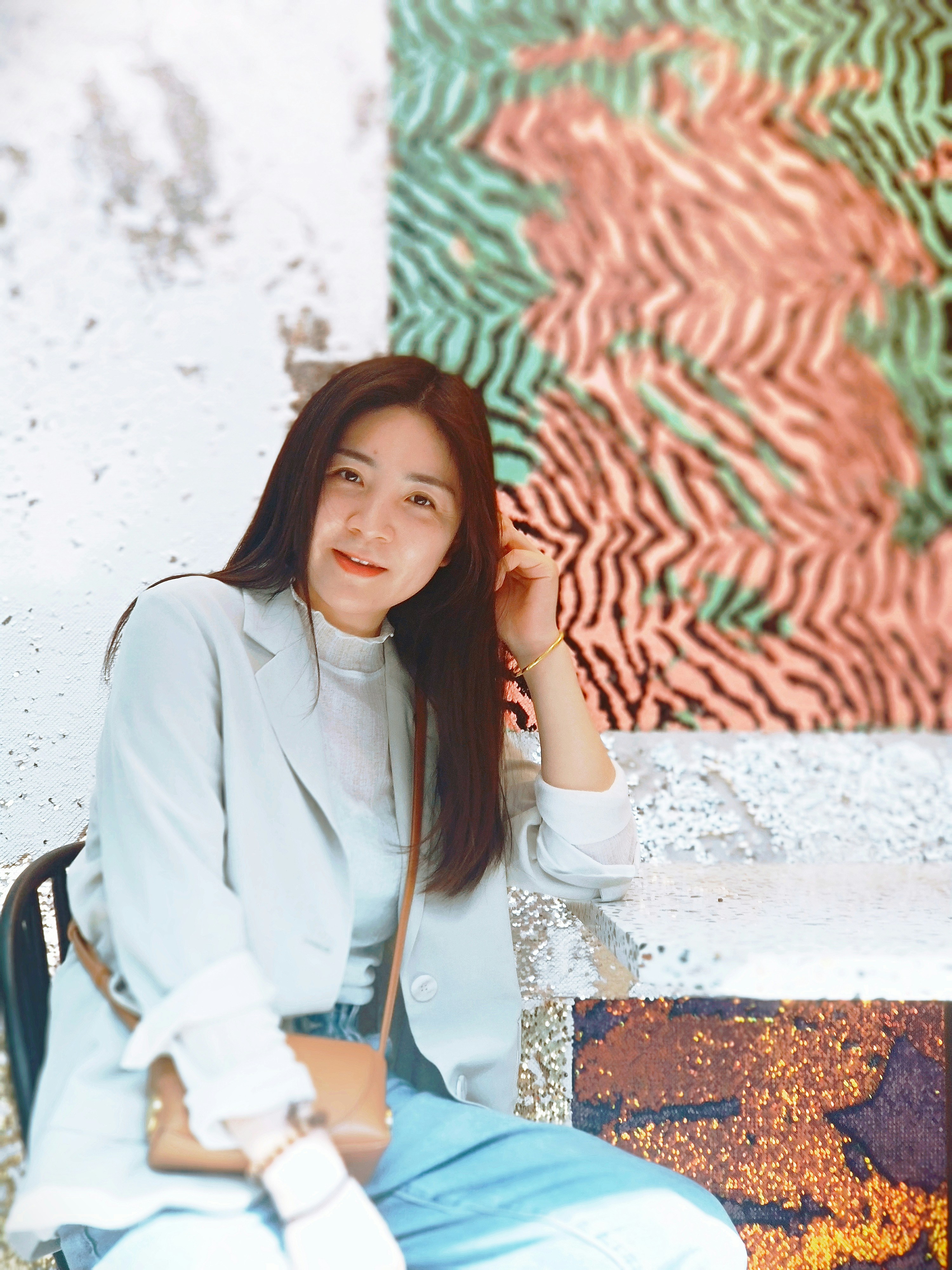 Foto Mujer con bata blanca sentada en la silla – Imagen Vestir gratis ...