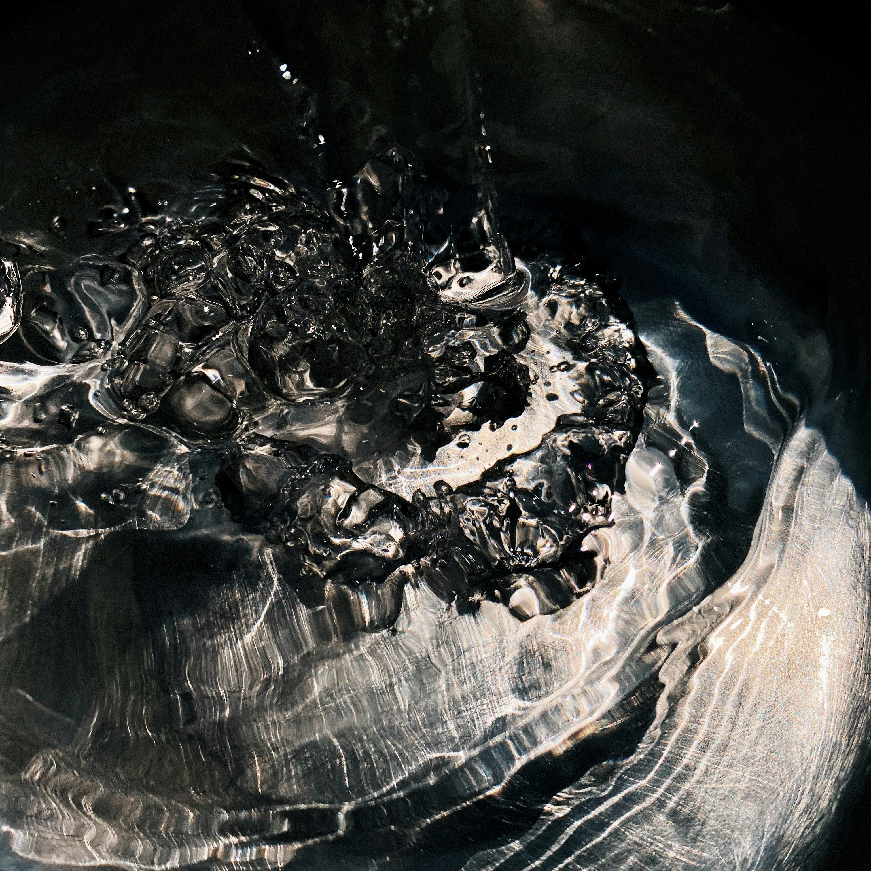 Silvery Vortex: Currents of Light in Metallic Ripples
