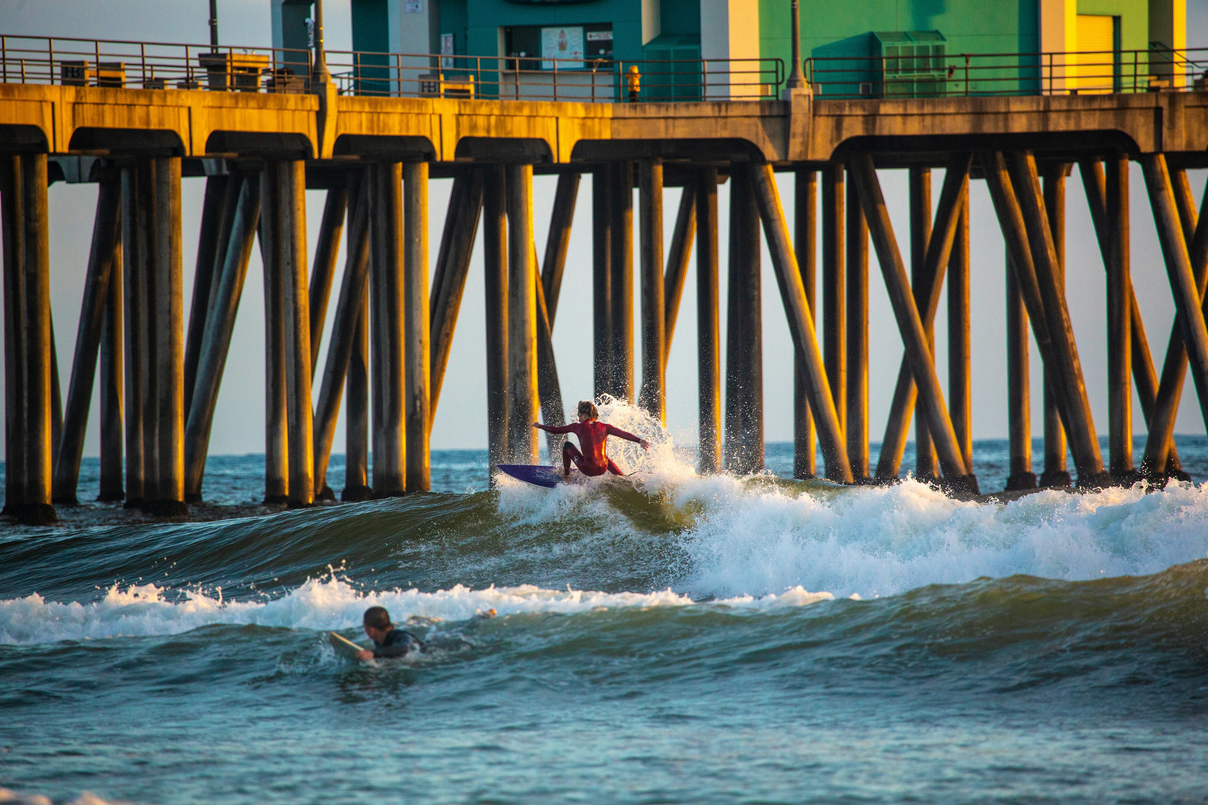 Foto Gente surfeando sobre las olas del mar durante el día – Imagen ...