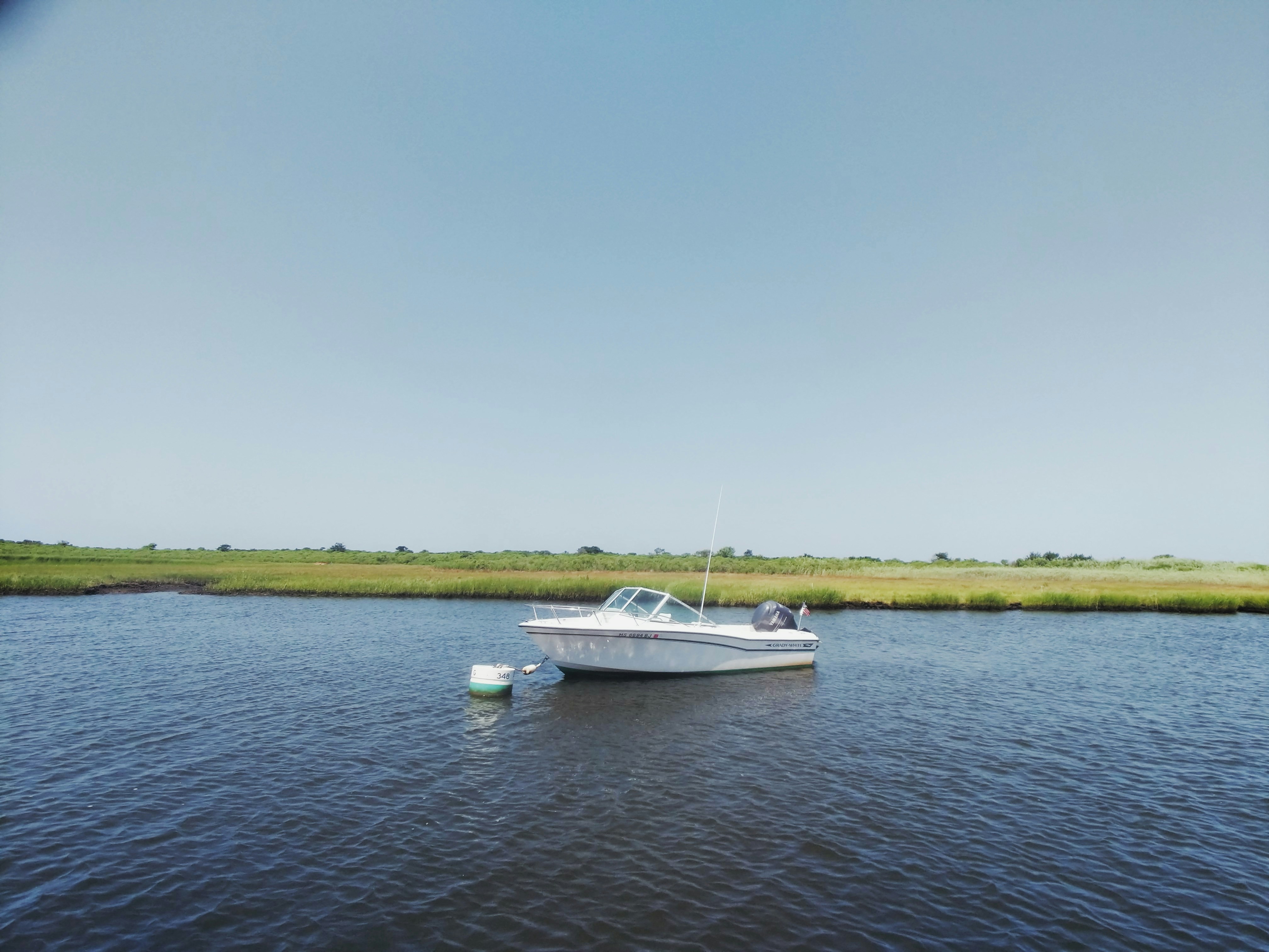 Bote blanco en el cuerpo de agua durante el día foto – Imagen de ...