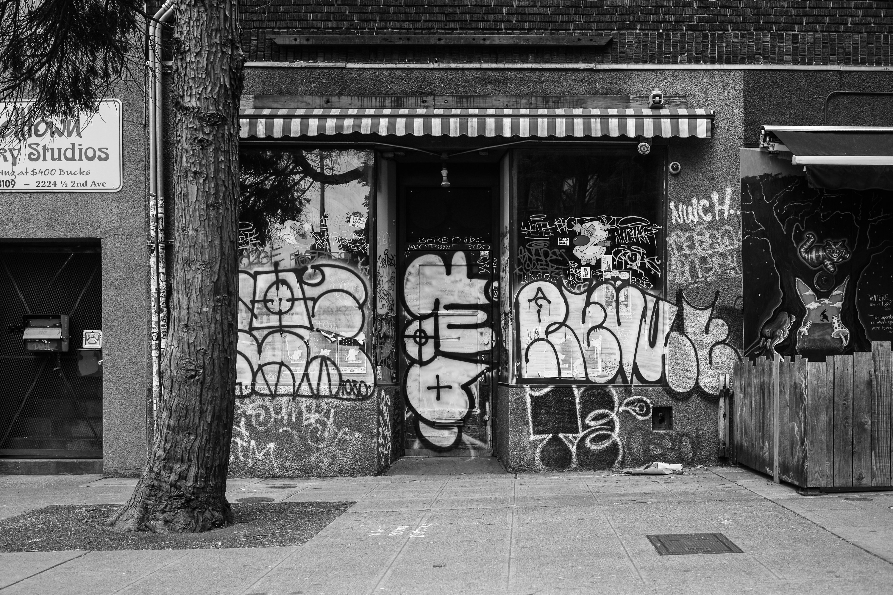 Grayscale photo of graffiti on wall photo – Free Grey Image on Unsplash