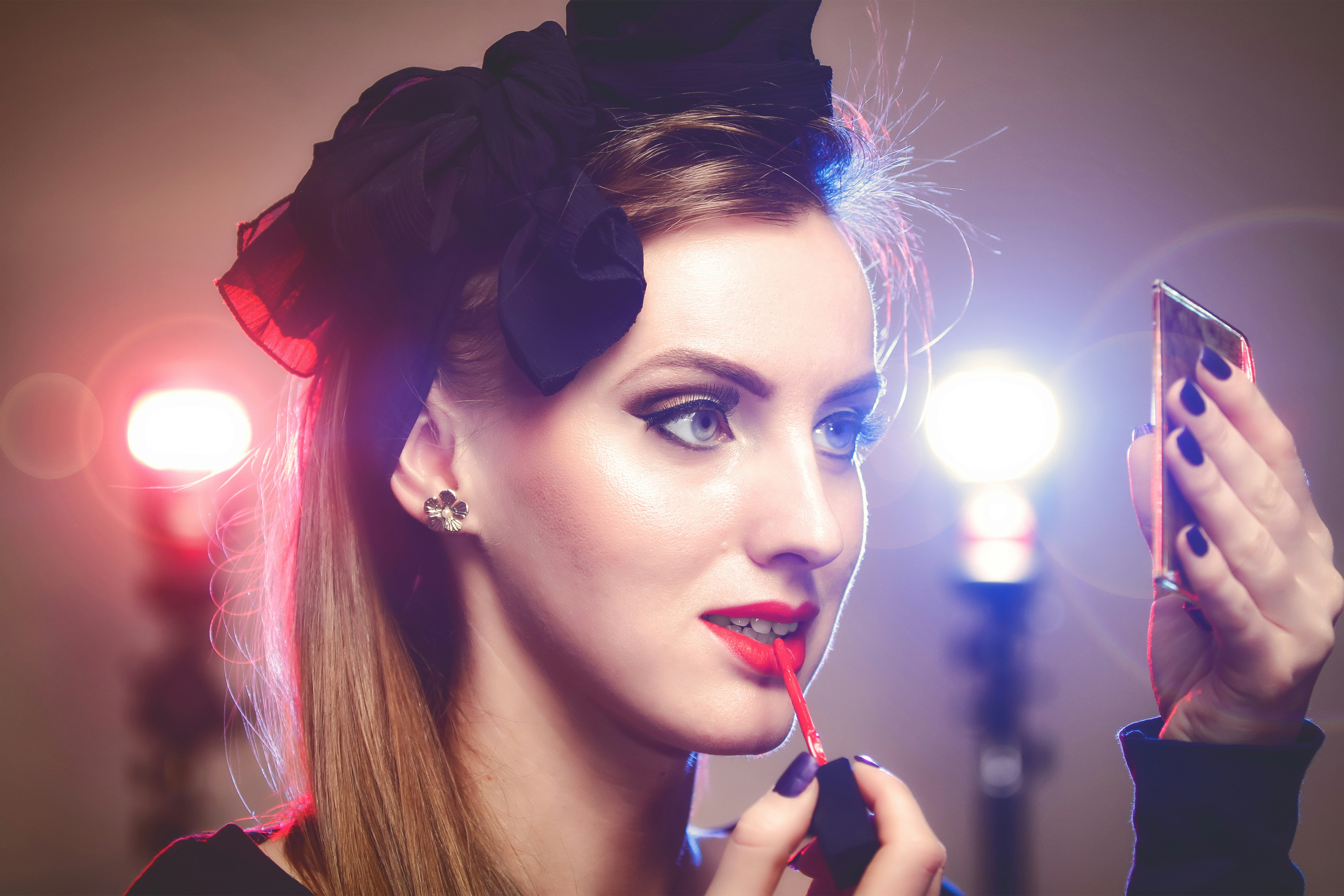 Foto Mujer con cabello rojo y sombra de ojos negra – Imagen Rumania gratis en Unsplash