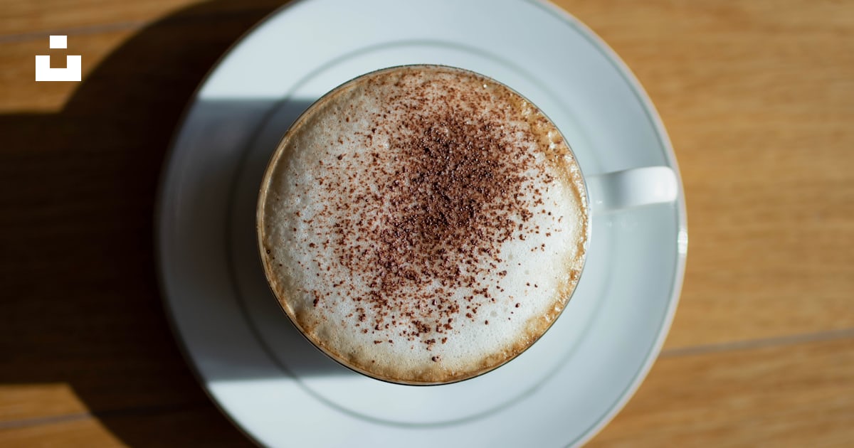Tasse En Céramique Blanche Avec Liquide Brun Sur Soucoupe En Céramique