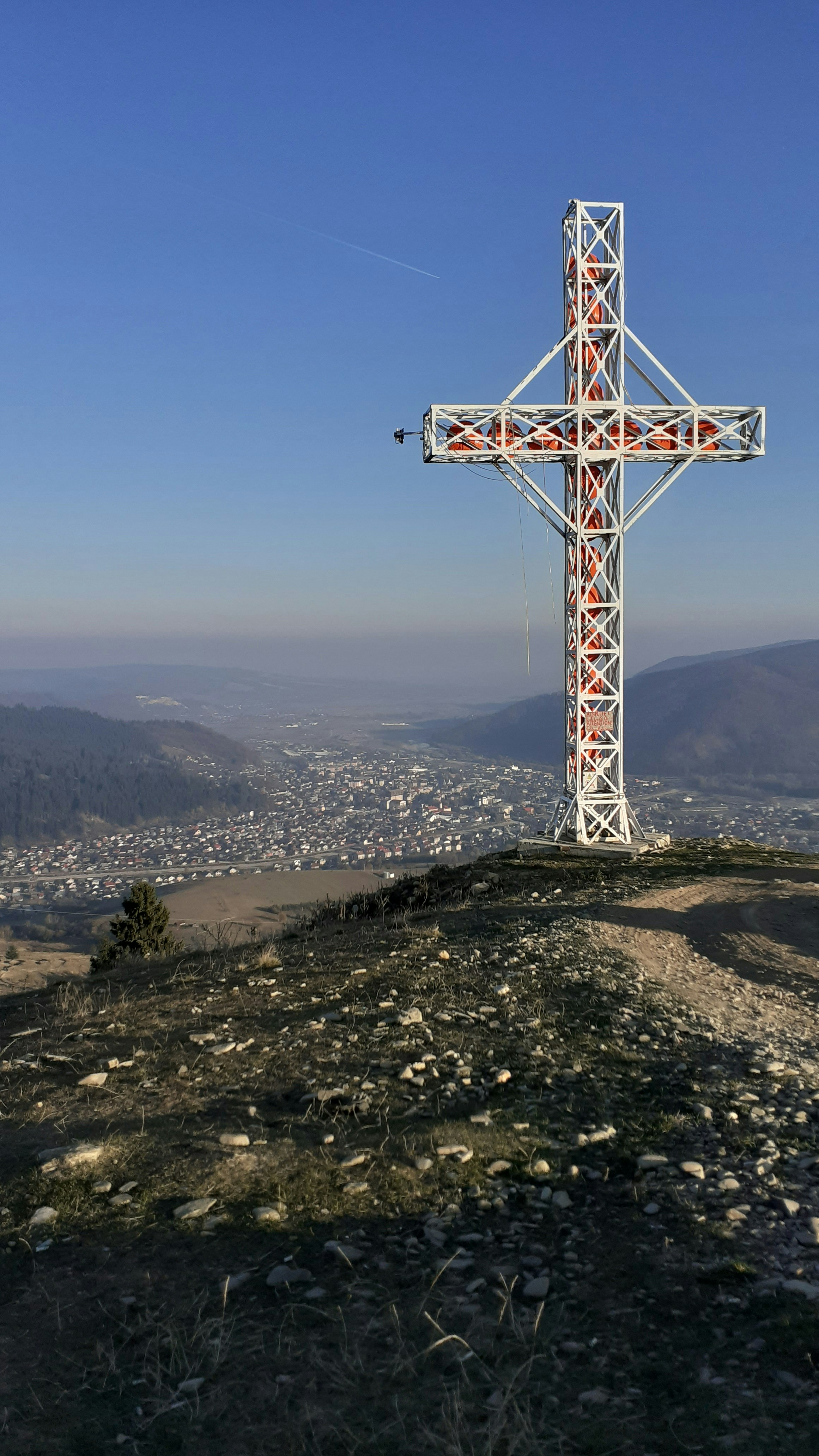 Tour blanche et rouge au sommet de la colline photo – Photo Roumanie ...