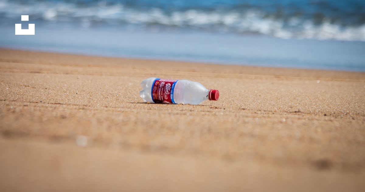 낮 동안 해변 해안에 흰색과 파란색 플라스틱 병 사진 Unsplash의 무료 매사추세츠 주 이미지