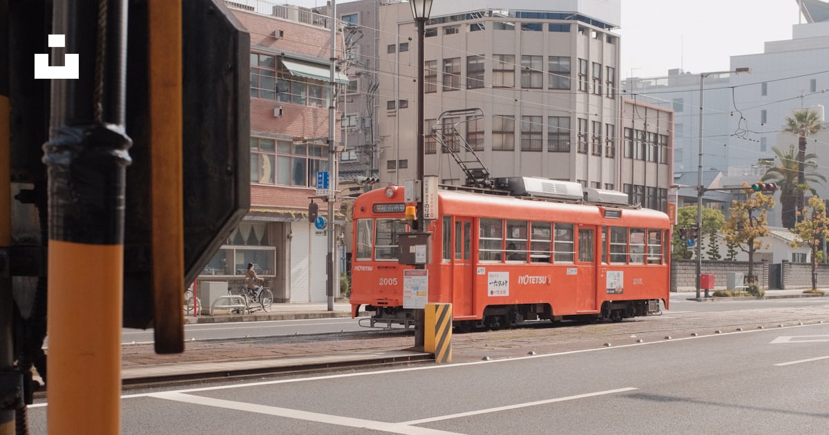 낮에는 도로를 달리는 빨간색과 노란색 버스 사진 Unsplash의 무료 愛媛県 日本 이미지