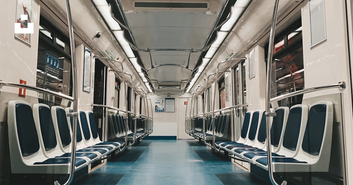 흰색과 파란색 기차 내부 사진 Unsplash의 무료 러시아 이미지