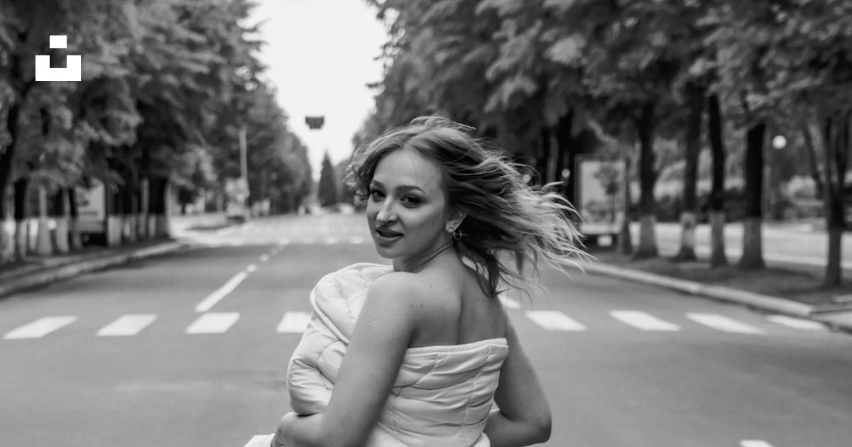 Foto Foto En Escala De Grises De Una Mujer Vestida De Pie En La