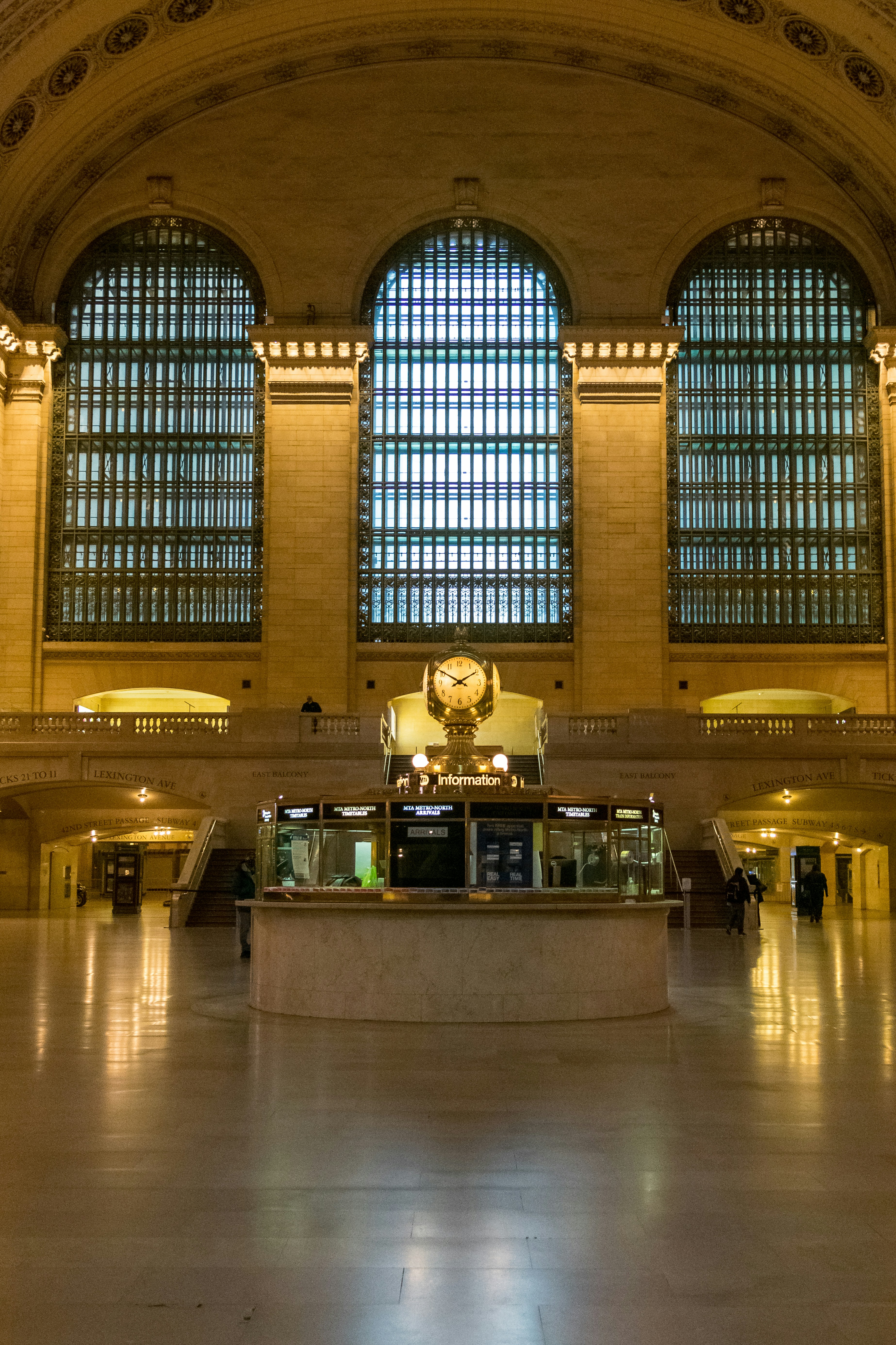Clock at the Heart of Grand Central: A Warm Hall’s Central Beacon