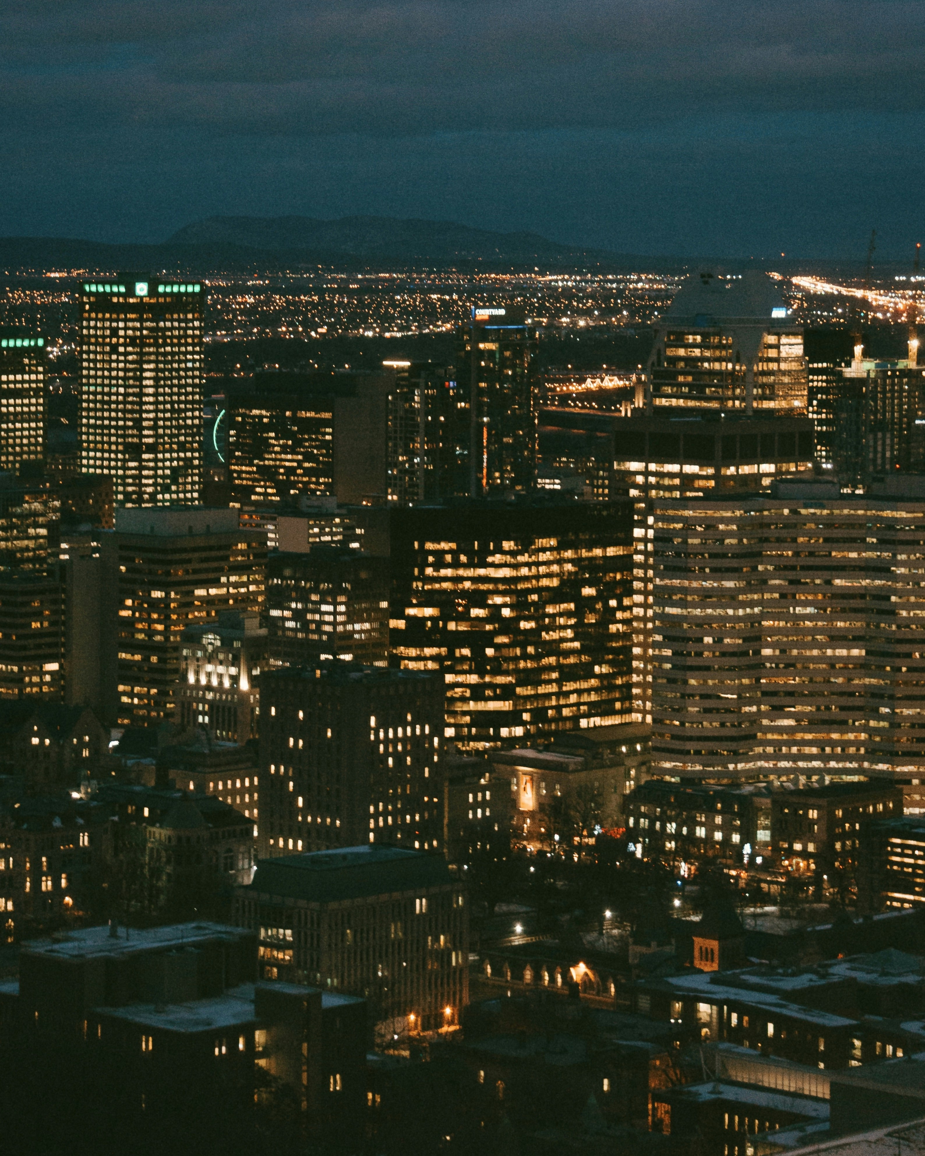 Vista aérea de los edificios de la ciudad durante la noche foto ...