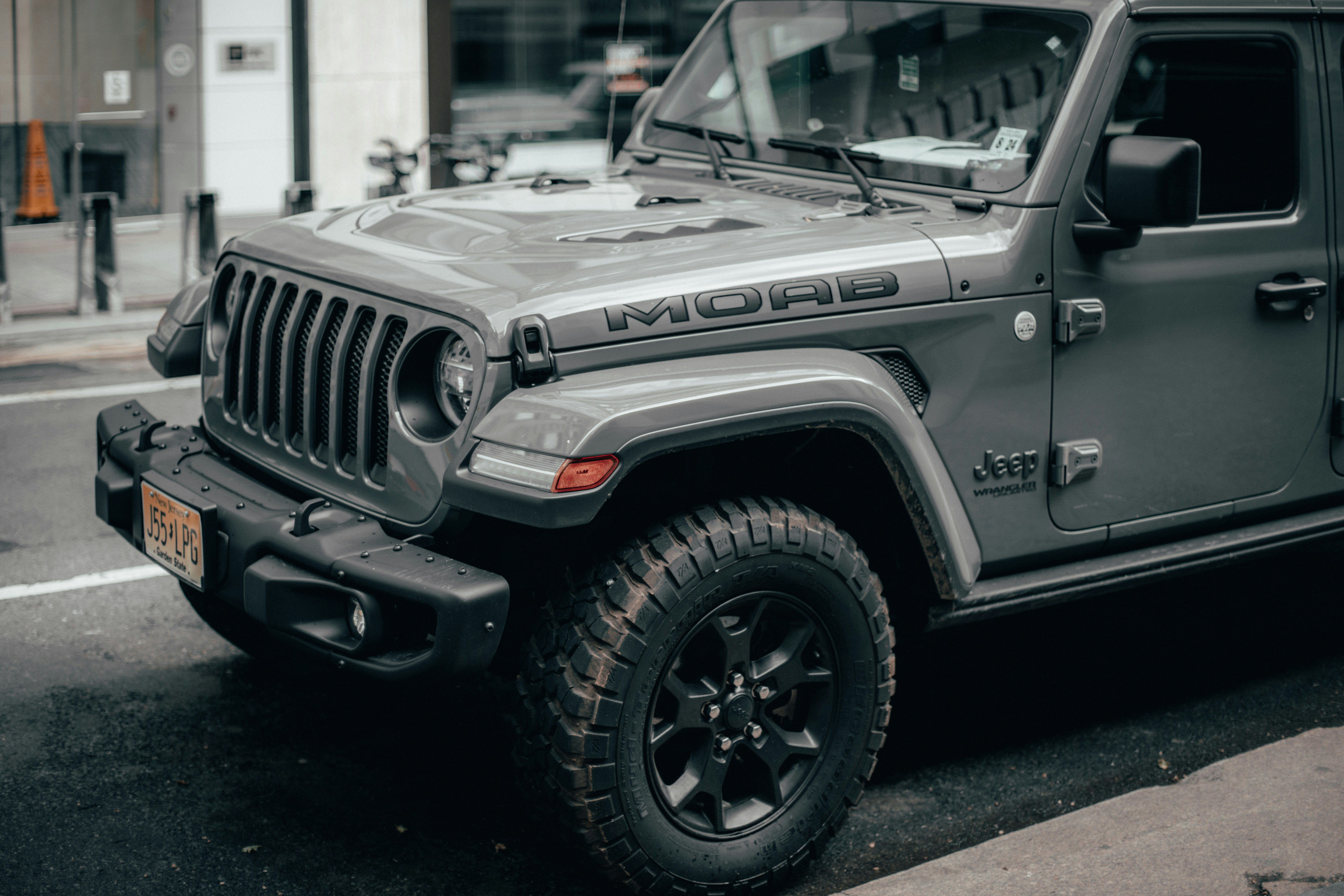 Foto Foto en escala de grises del Jeep Wrangler – Imagen Gris gratis en ...