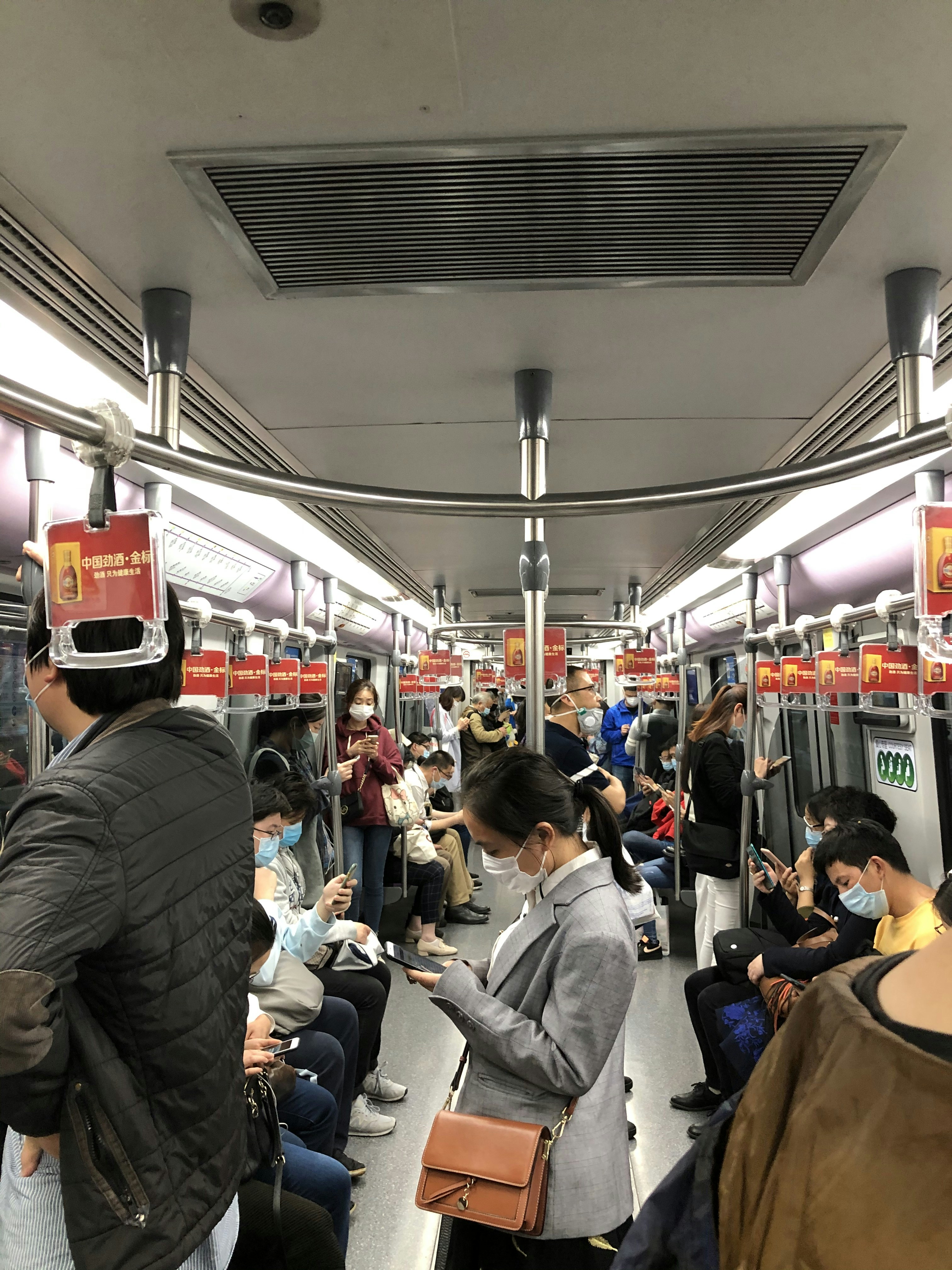 Foto Personas en tren durante el día – Imagen Distrito de Changning ...