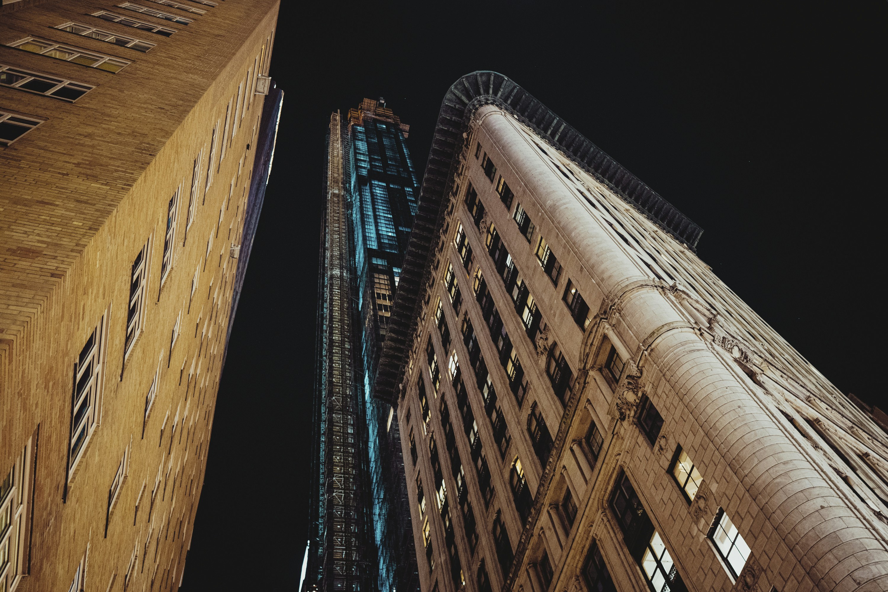 Bâtiment en béton brun pendant la nuit photo – Photo Manhattan Gratuite ...