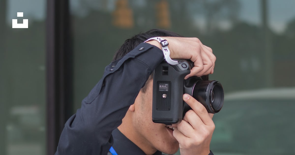 검은 Dslr 카메라를 들고 검은 재킷을 입은 남자 사진 Unsplash의 무료 사람의 이미지