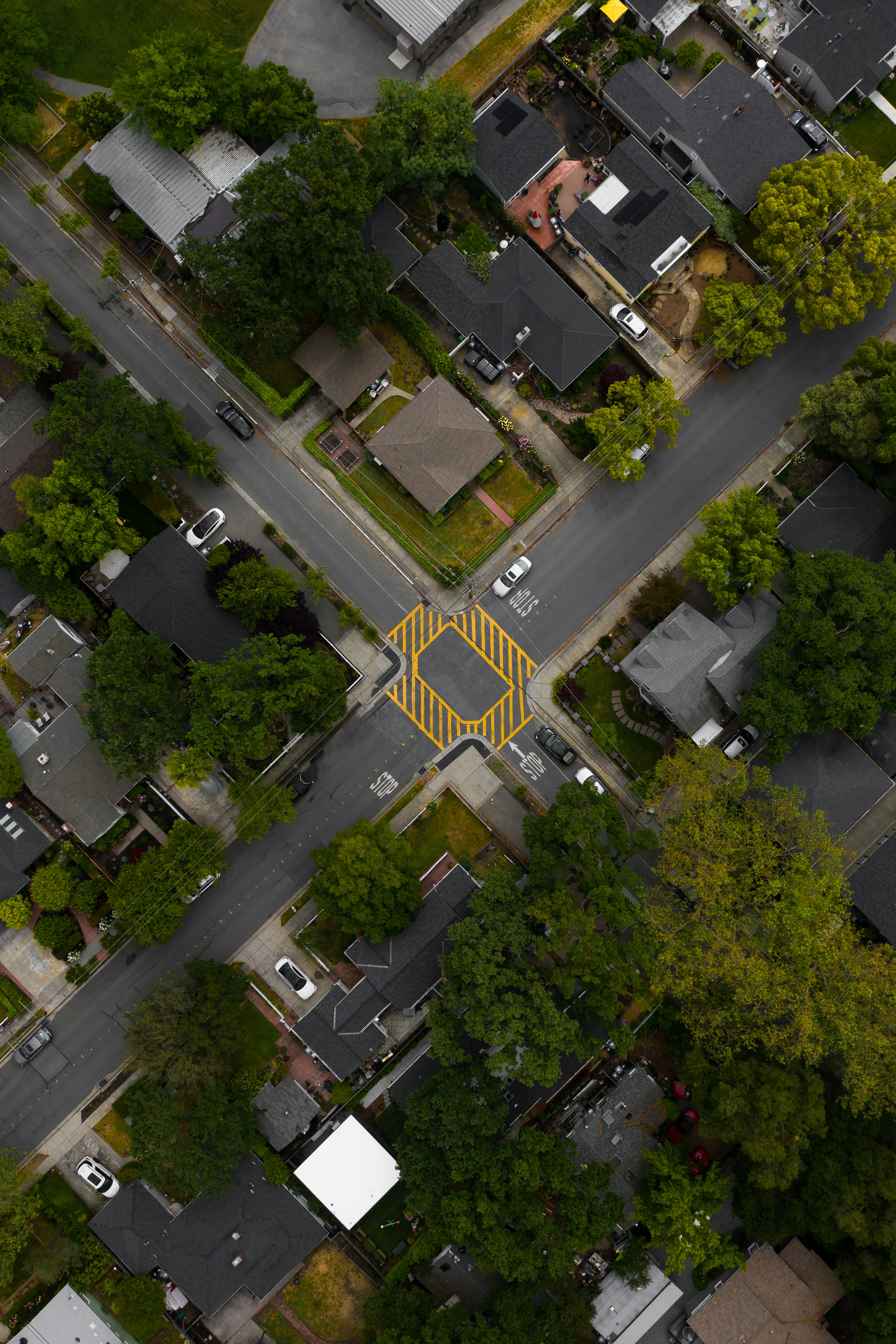 Une vue aérienne d’une intersection de rue avec un triangle jaune photo ...