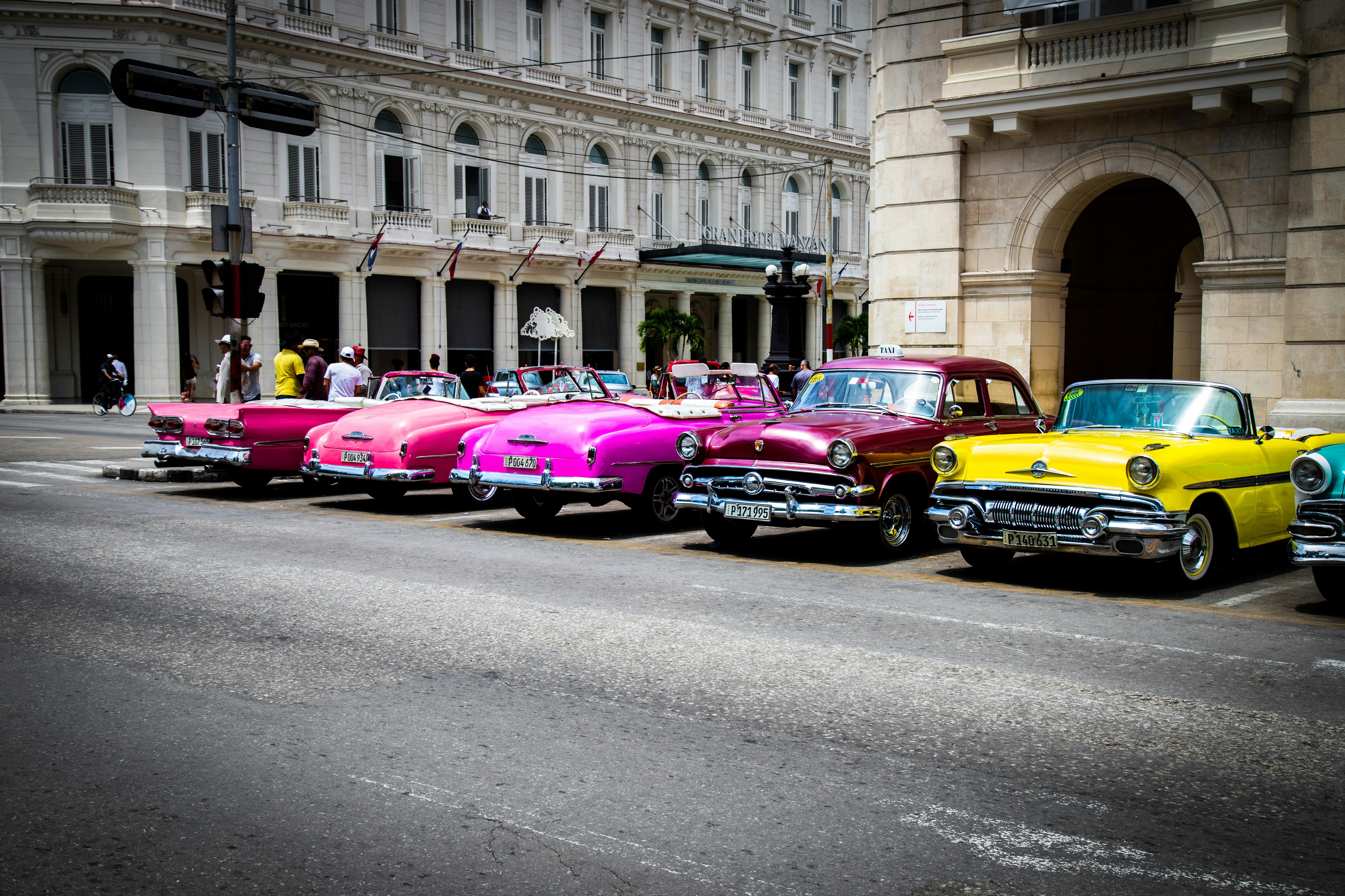 Foto Chevrolet Camaro rosa y amarillo en la carretera cerca del ...