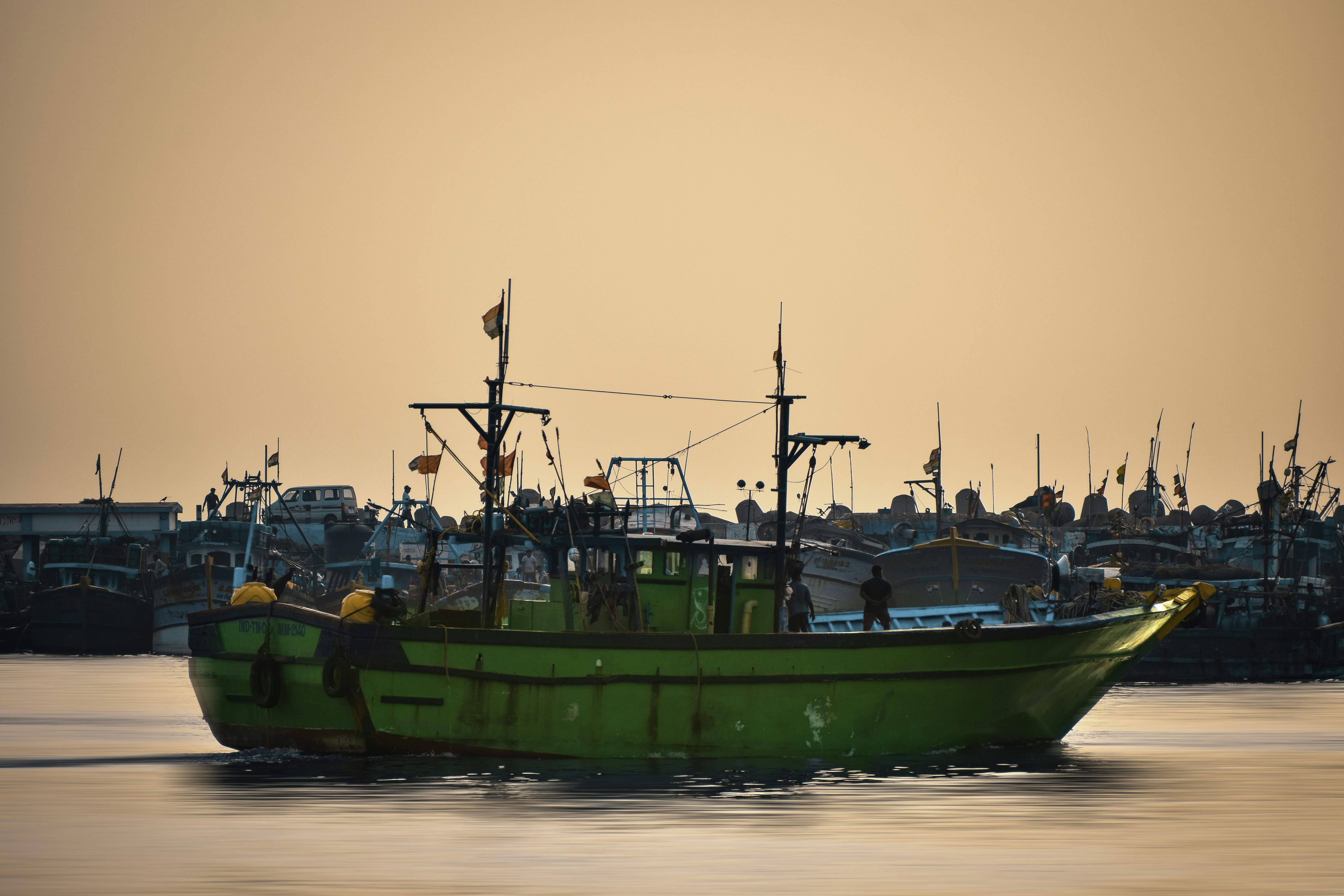 Foto Barco verde y marrón en el agua – Imagen Barco gratis en Unsplash