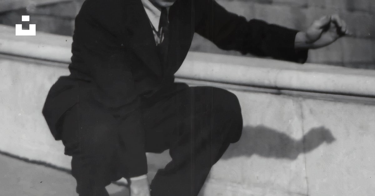 Foto Hombre Con Traje Negro Sentado En Un Banco De Hormigón Imagen