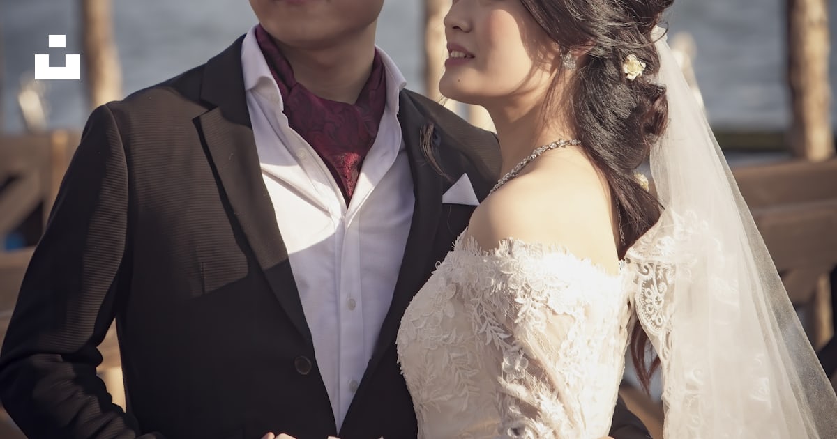 검은 양복 재킷을 입은 남자가 하얀 웨딩 드레스를 입은 여자를 안고 있다 사진 Unsplash의 무료 베네치아 이미지